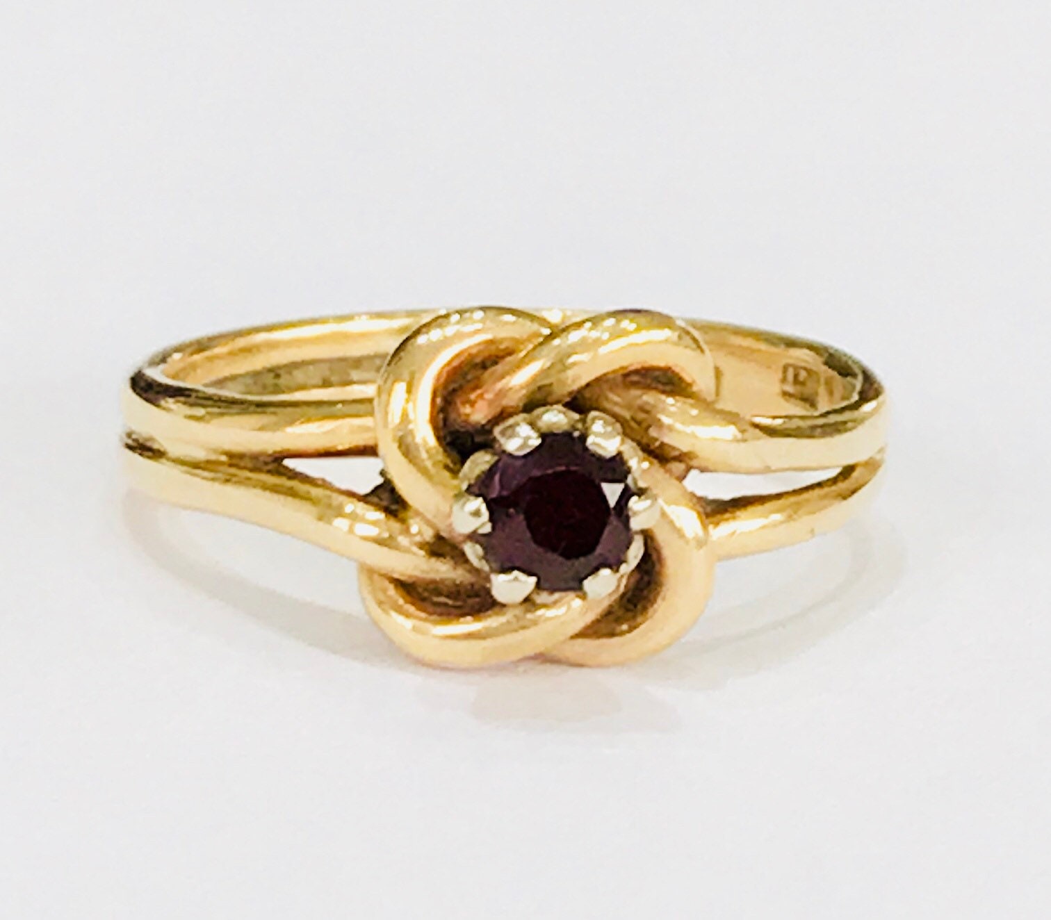 Superb vintage large size 9ct yellow gold Garnet knot ring