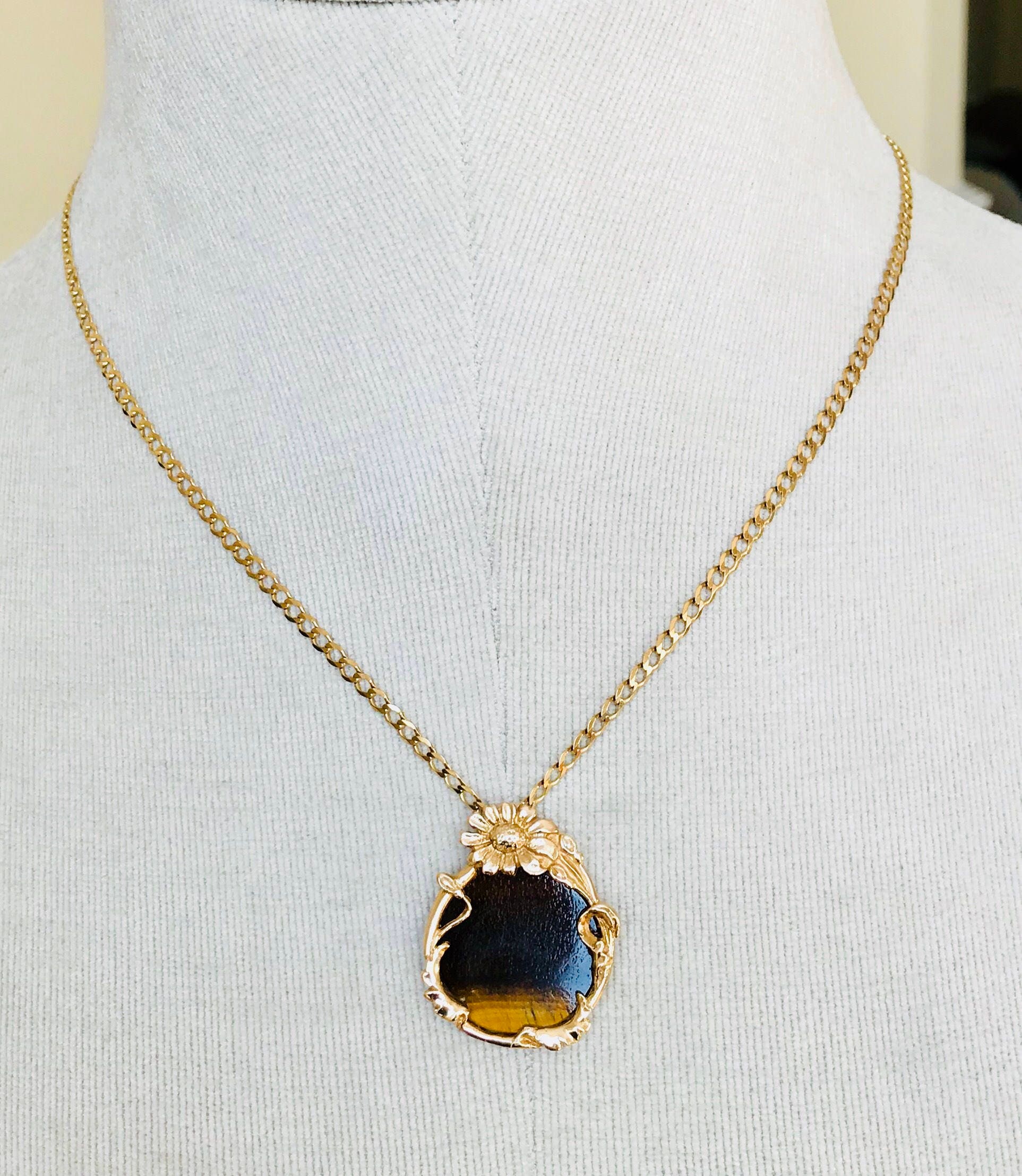 Fabulous vintage 9ct yellow gold Tigers Eye pendant necklace - London 1978
