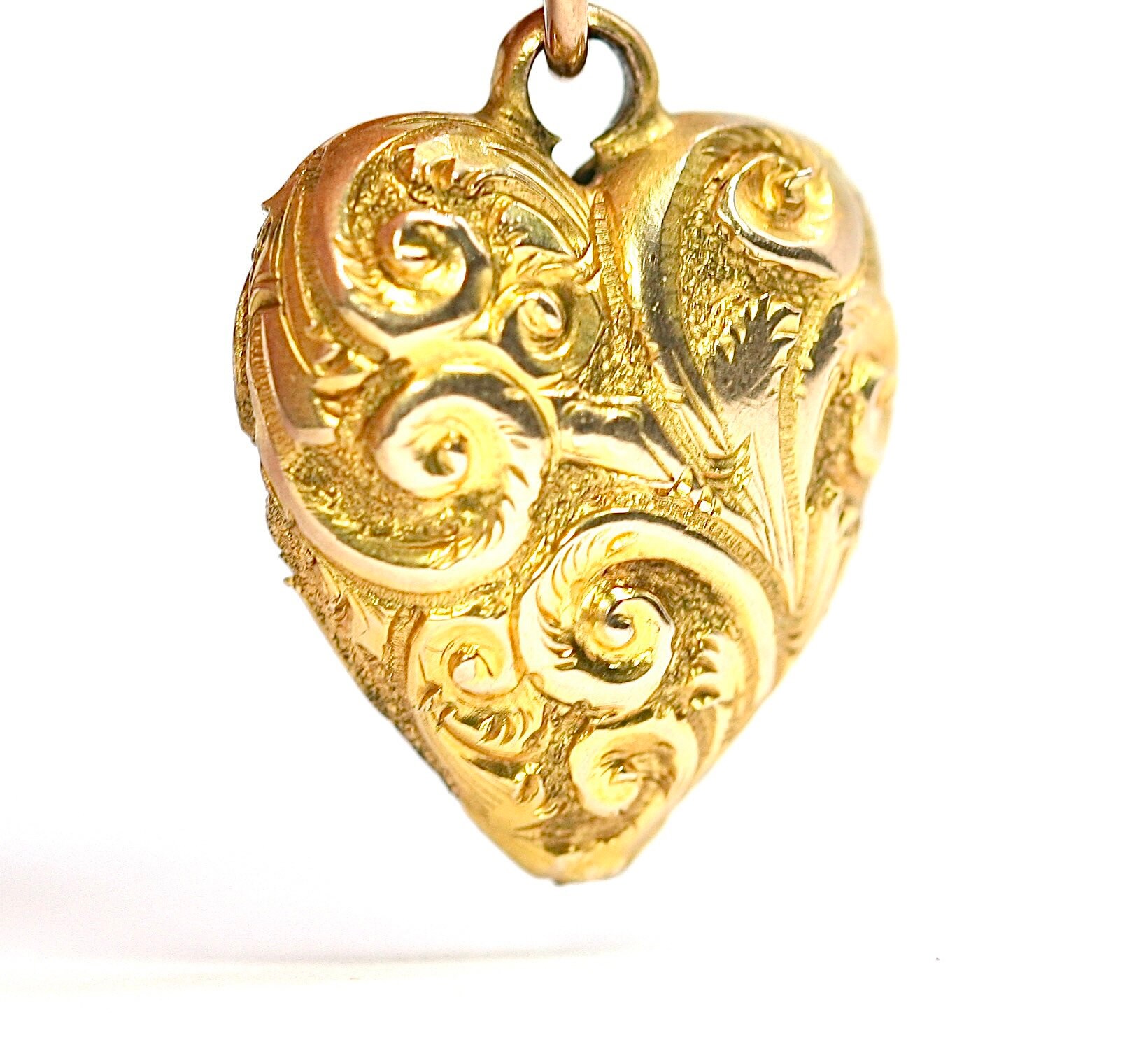 Superb Victorian 9ct gold chased puffer heart pendant