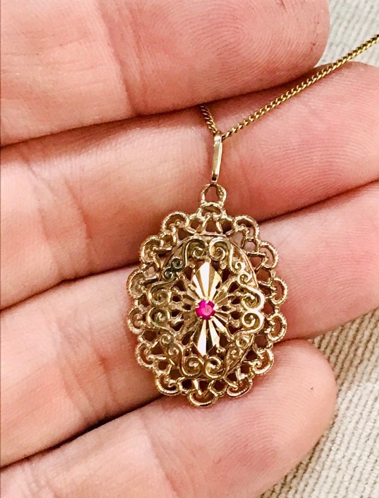 Stunning vintage 9ct yellow gold Ruby pendant - fully hallmarked