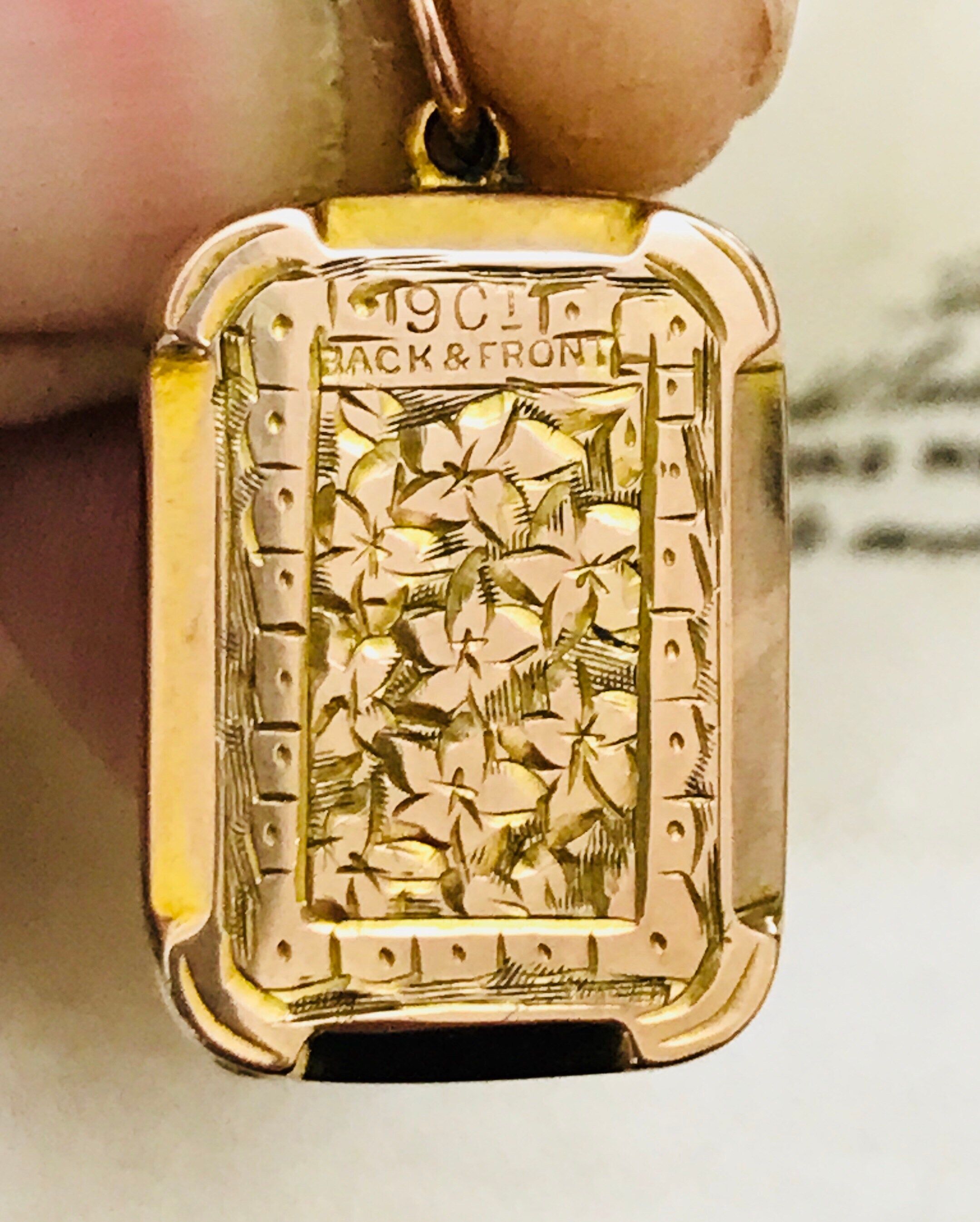 Stunning Victorian 9ct rose gold double locket