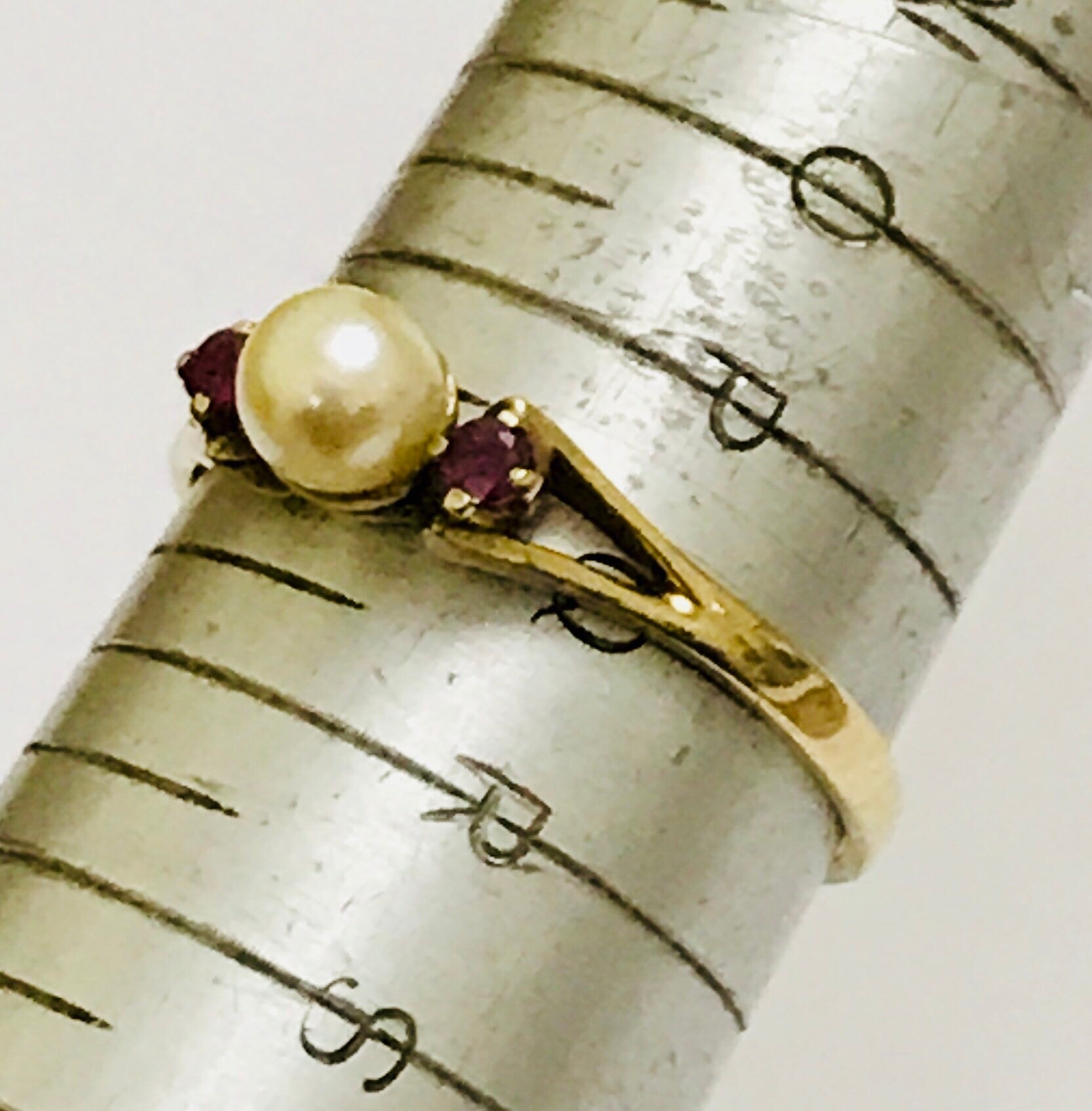 Lovely vintage 9ct yellow gold Pearl & Ruby ring - hallmarked London 1986