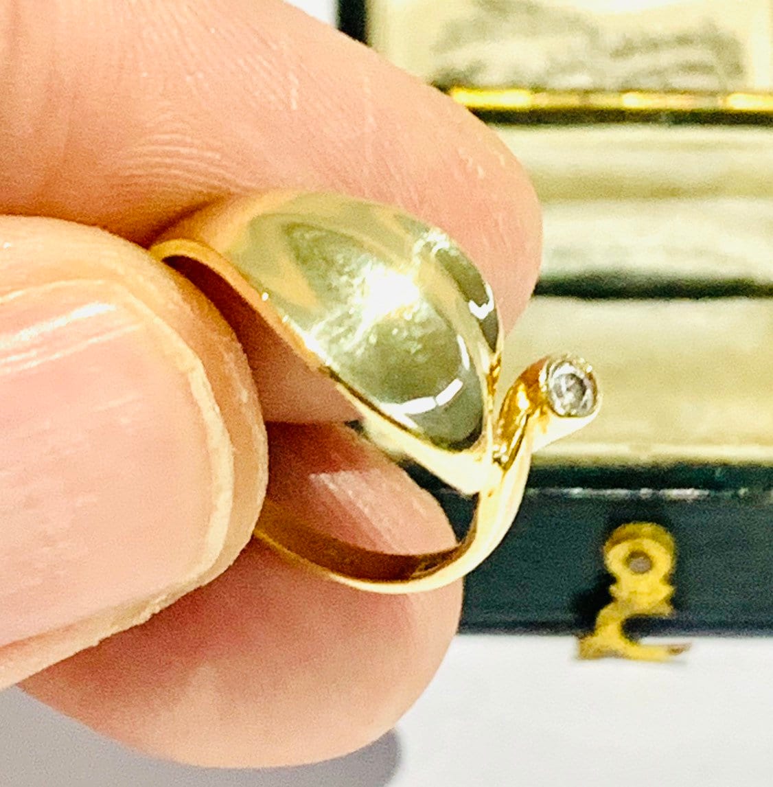 Stunning vintage 8ct gold Cubic Zirconia ring - stamped 333 - size N / 6.5