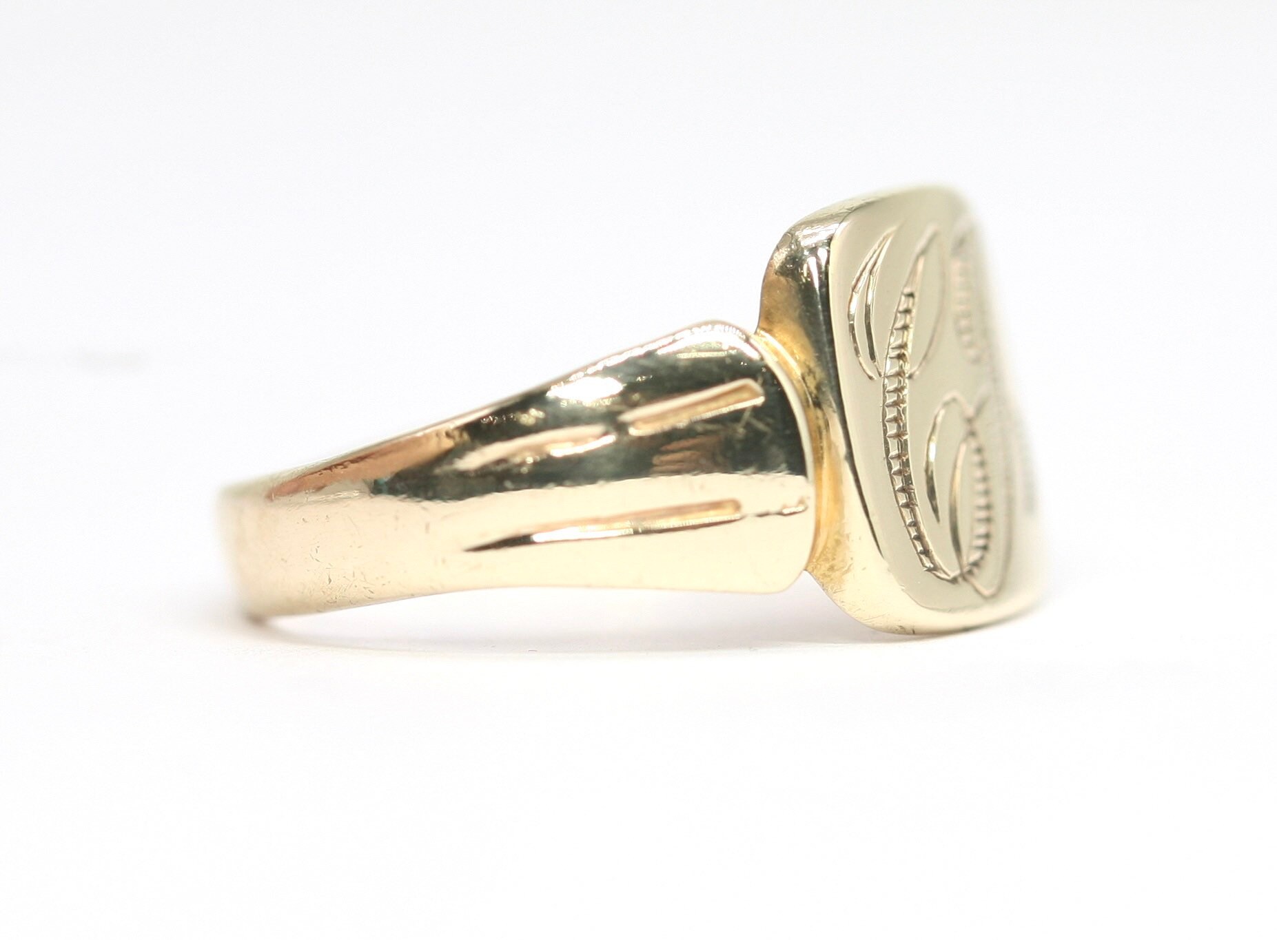 Superb vintage 9ct yellow gold CJ engraved signet or pinky ring ...