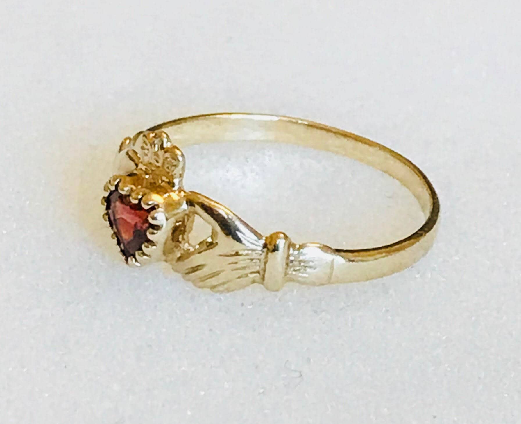 Stunning vintage 9ct gold garnet Claddagh ring - fully hallmarked