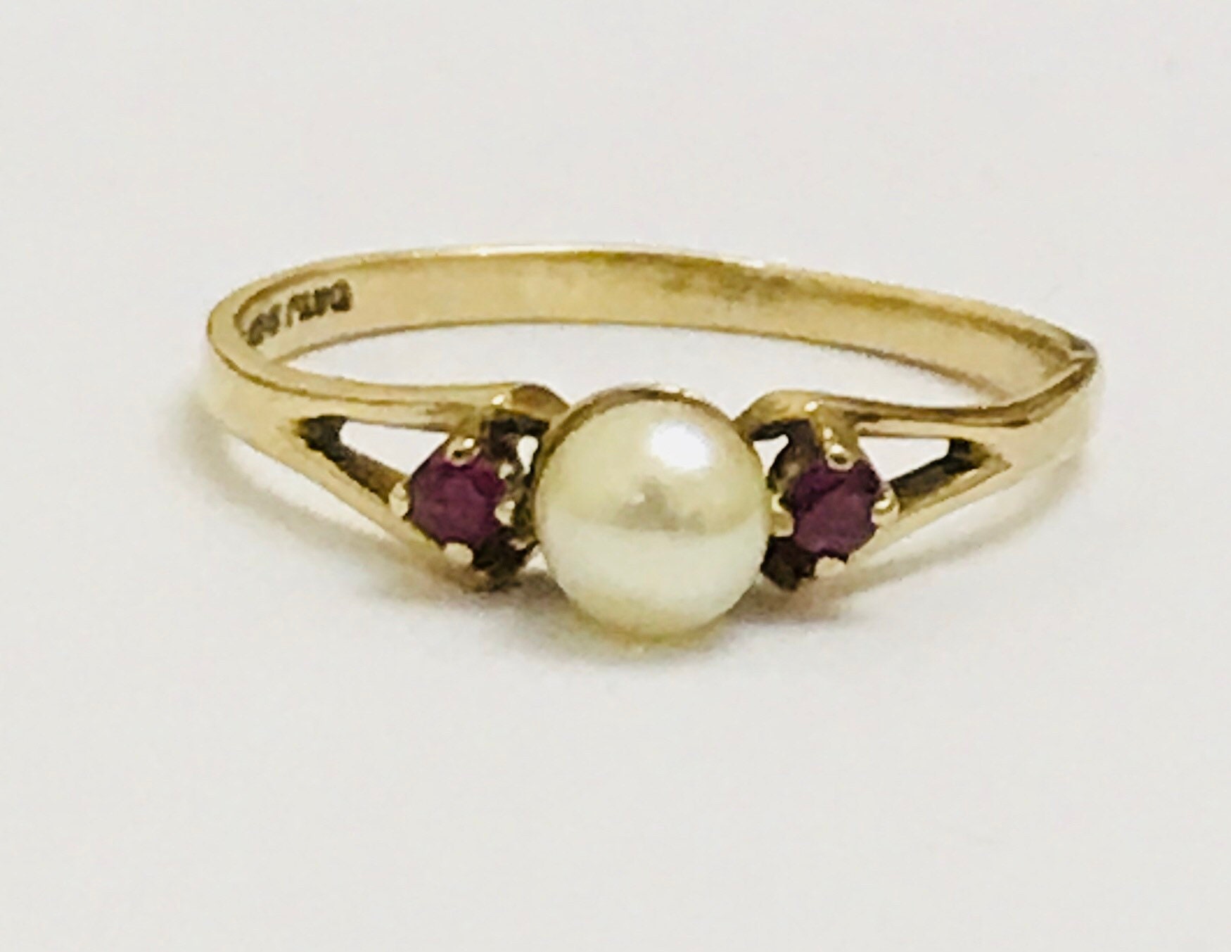 Lovely vintage 9ct yellow gold Pearl & Ruby ring - hallmarked London 1986