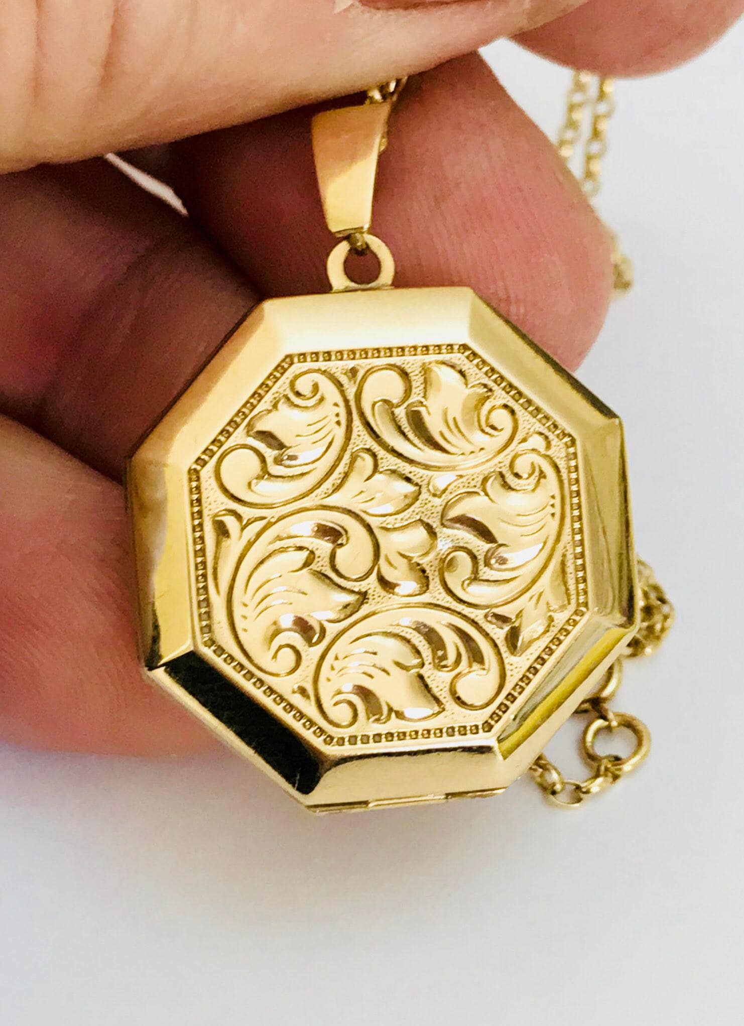 Superb vintage 9ct yellow gold octagonal locket and 22 inch chain