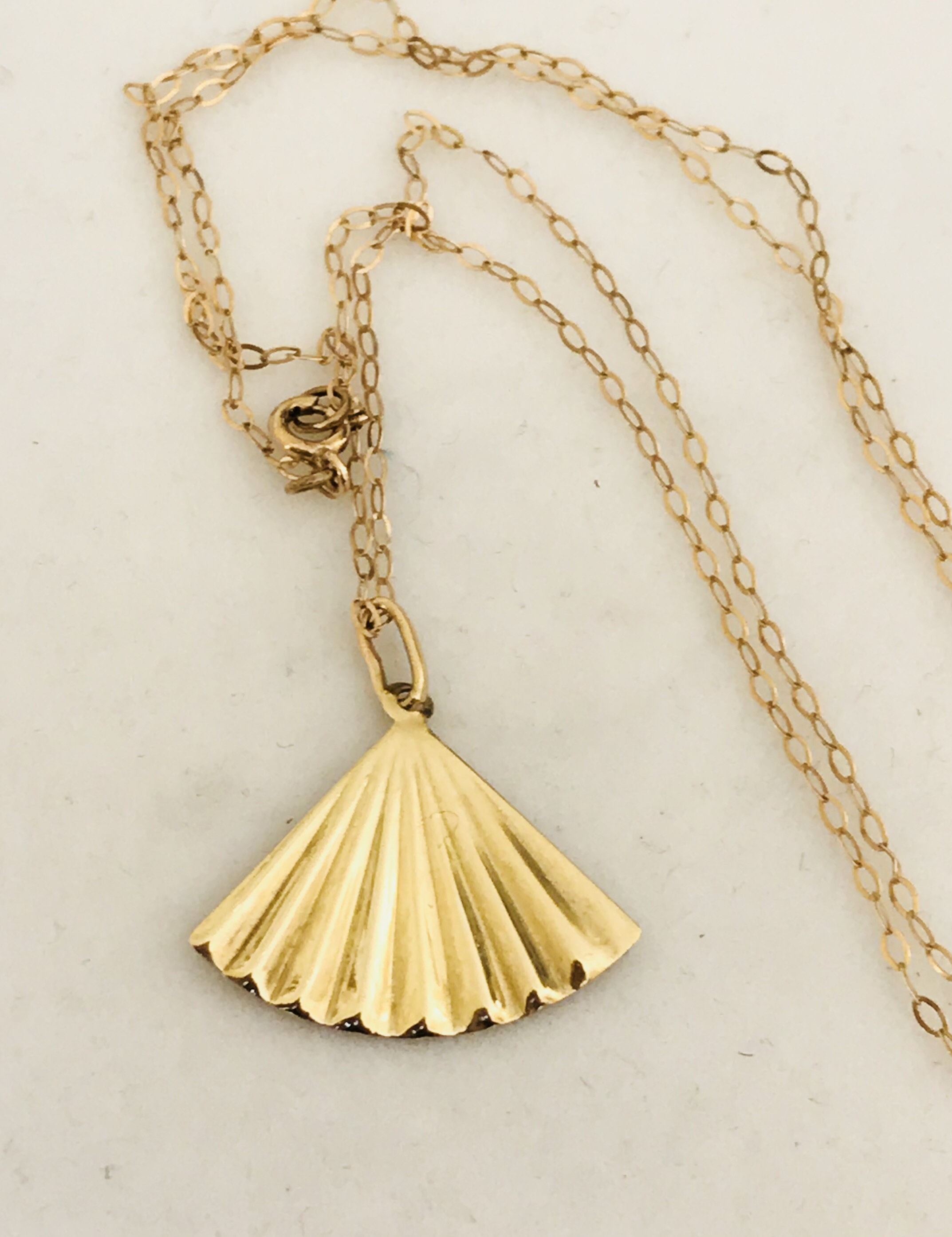 Lovely vintage 9ct yellow gold fan pendant and chain