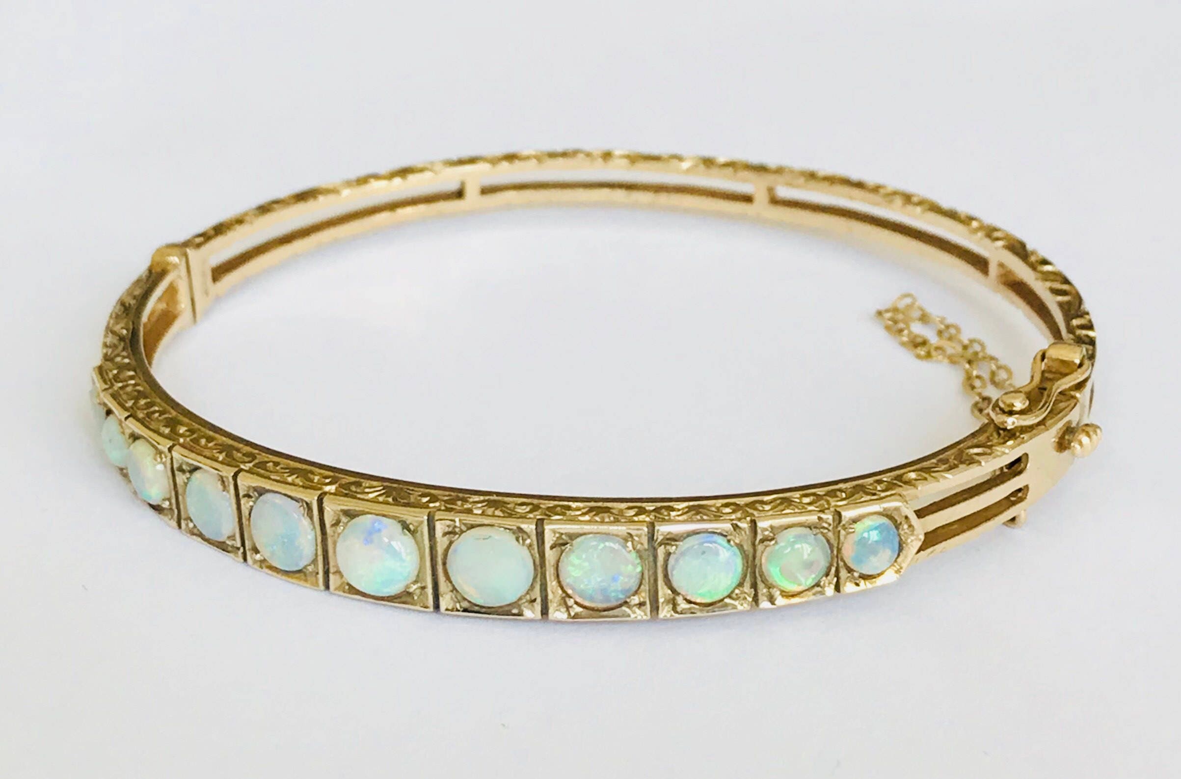 Absolutely fabulous vintage 9ct gold Opal bangle in excellent condition