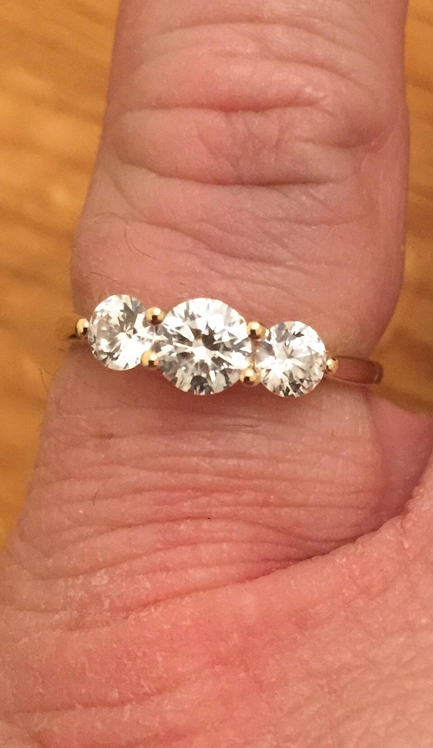 Beautiful vintage 9ct gold cubic zirconia trilogy ring