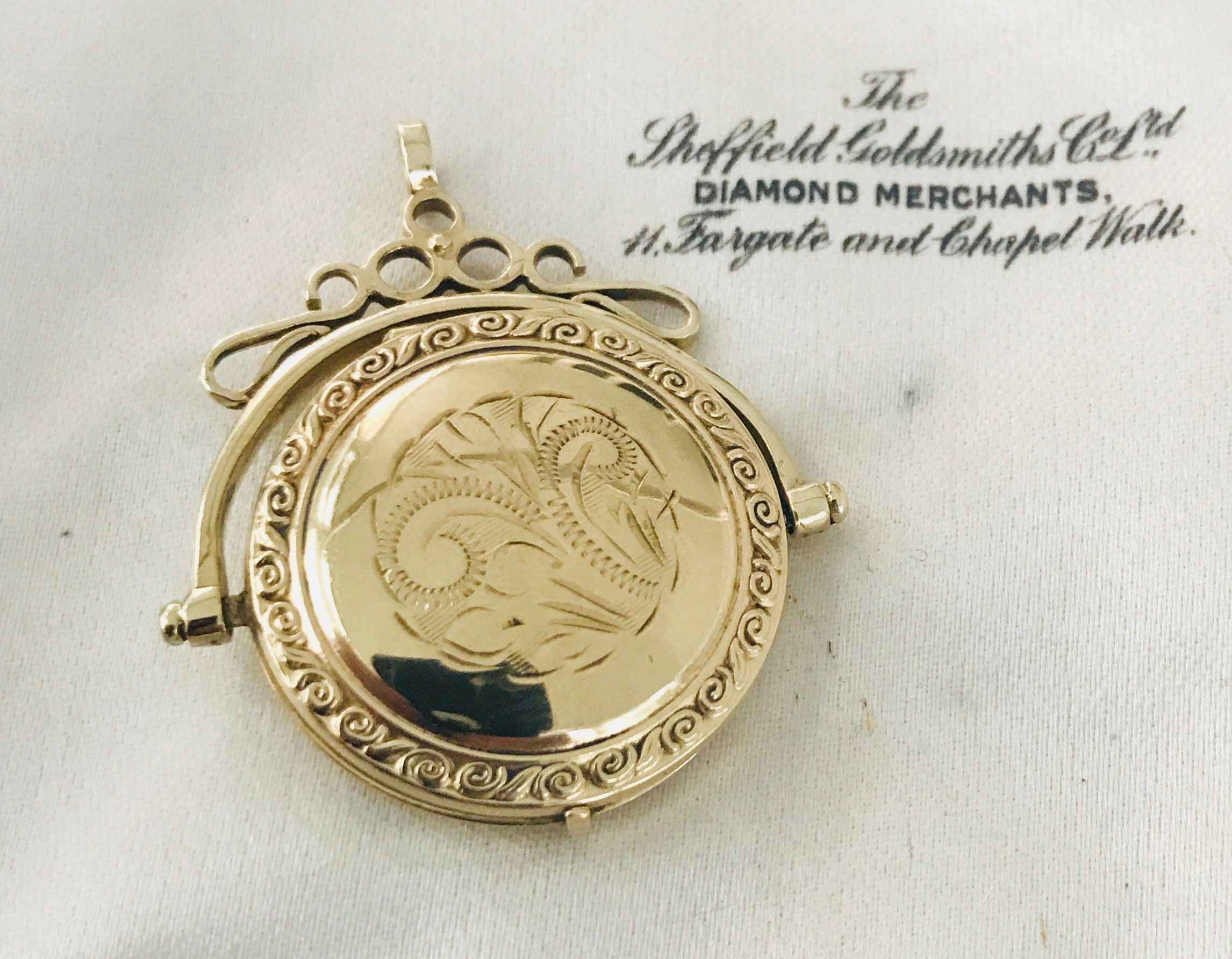 Stunning vintage 9ct yellow gold double photograph spinning locket ...