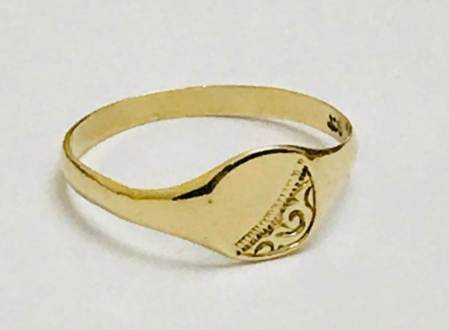 Vintage 9ct yellow gold ladies signet or pinky ring
