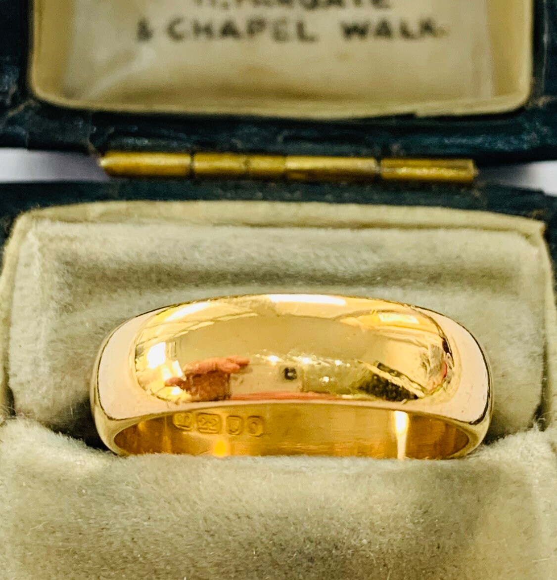 Superb vintage 22ct gold wedding ring - hallmarked London 1962 - size M / 6