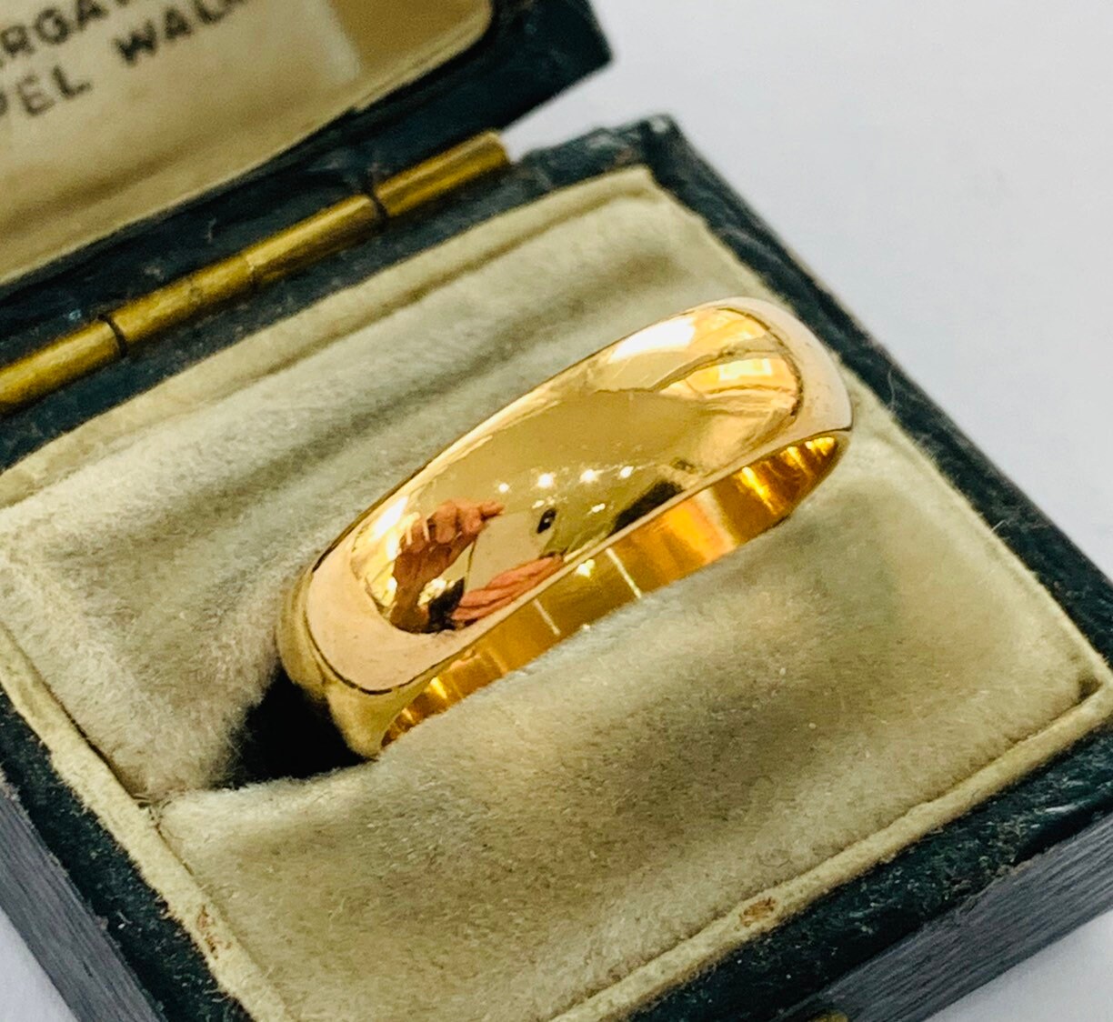 Superb vintage 22ct gold wedding ring - hallmarked London 1962 - size M / 6