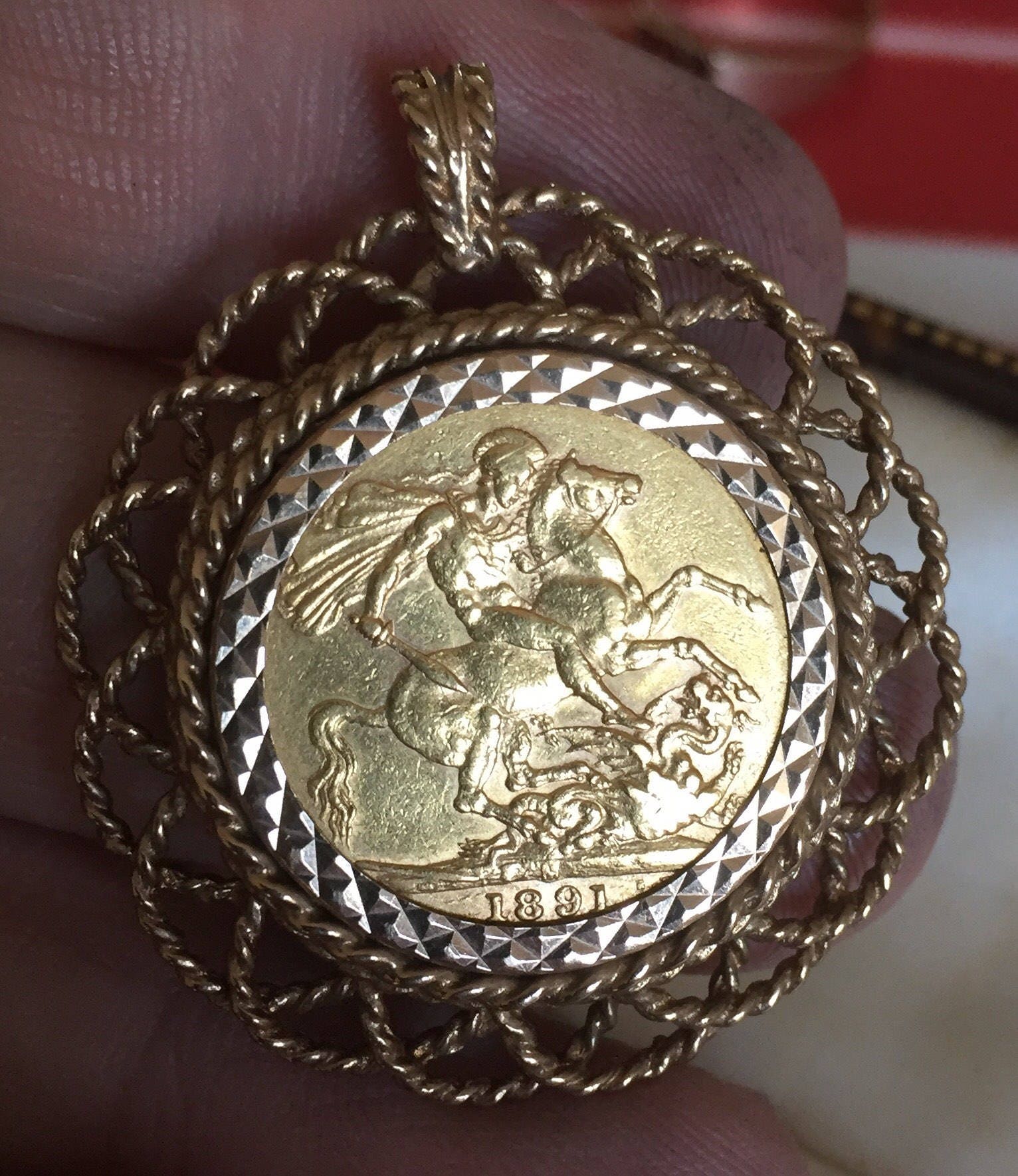 Antique 9ct yellow gold sovereign mount pendant - fully hallmarked