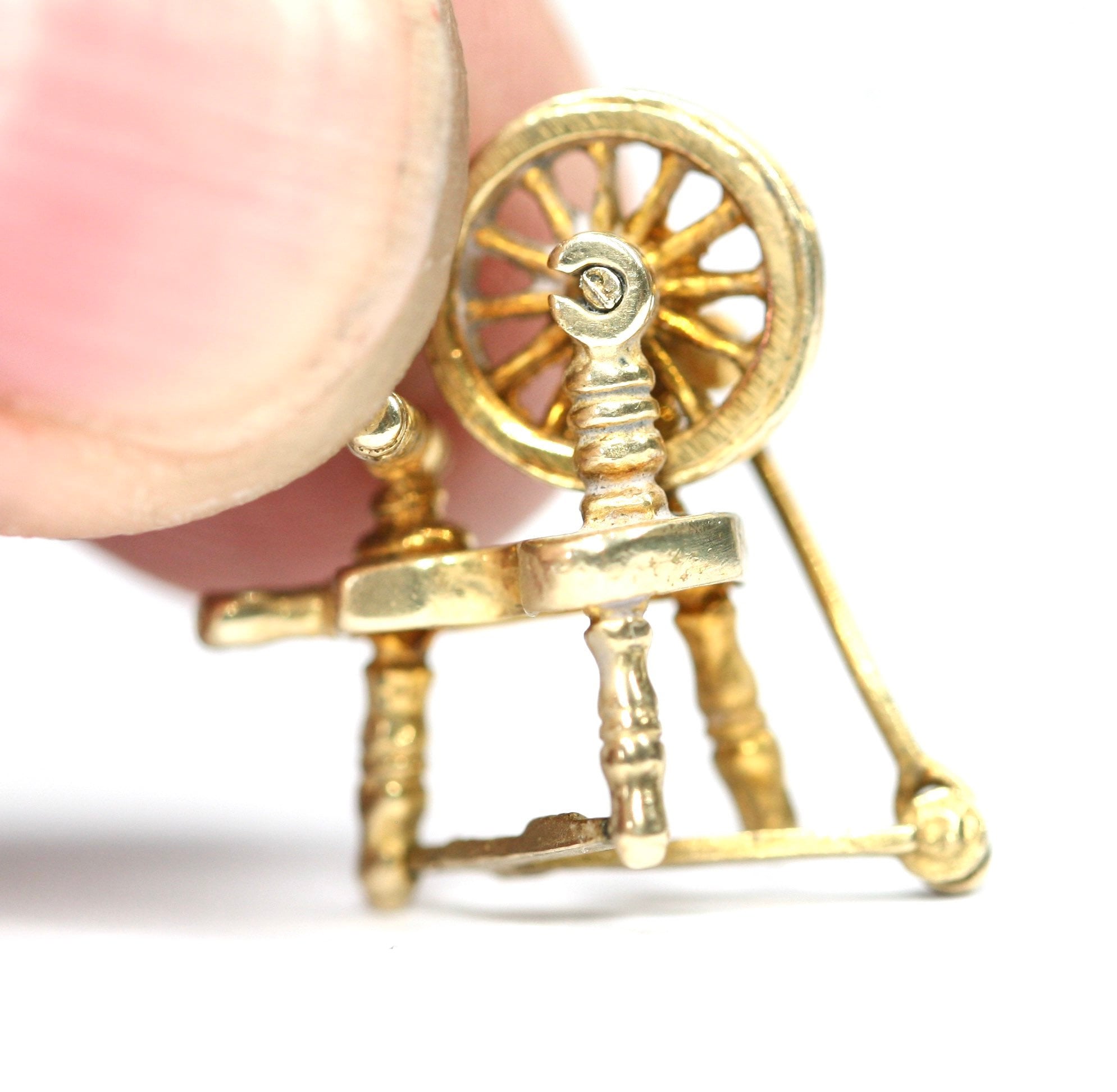 Vintage 9ct yellow gold Spinning Wheel charm - hallmarked London 1977