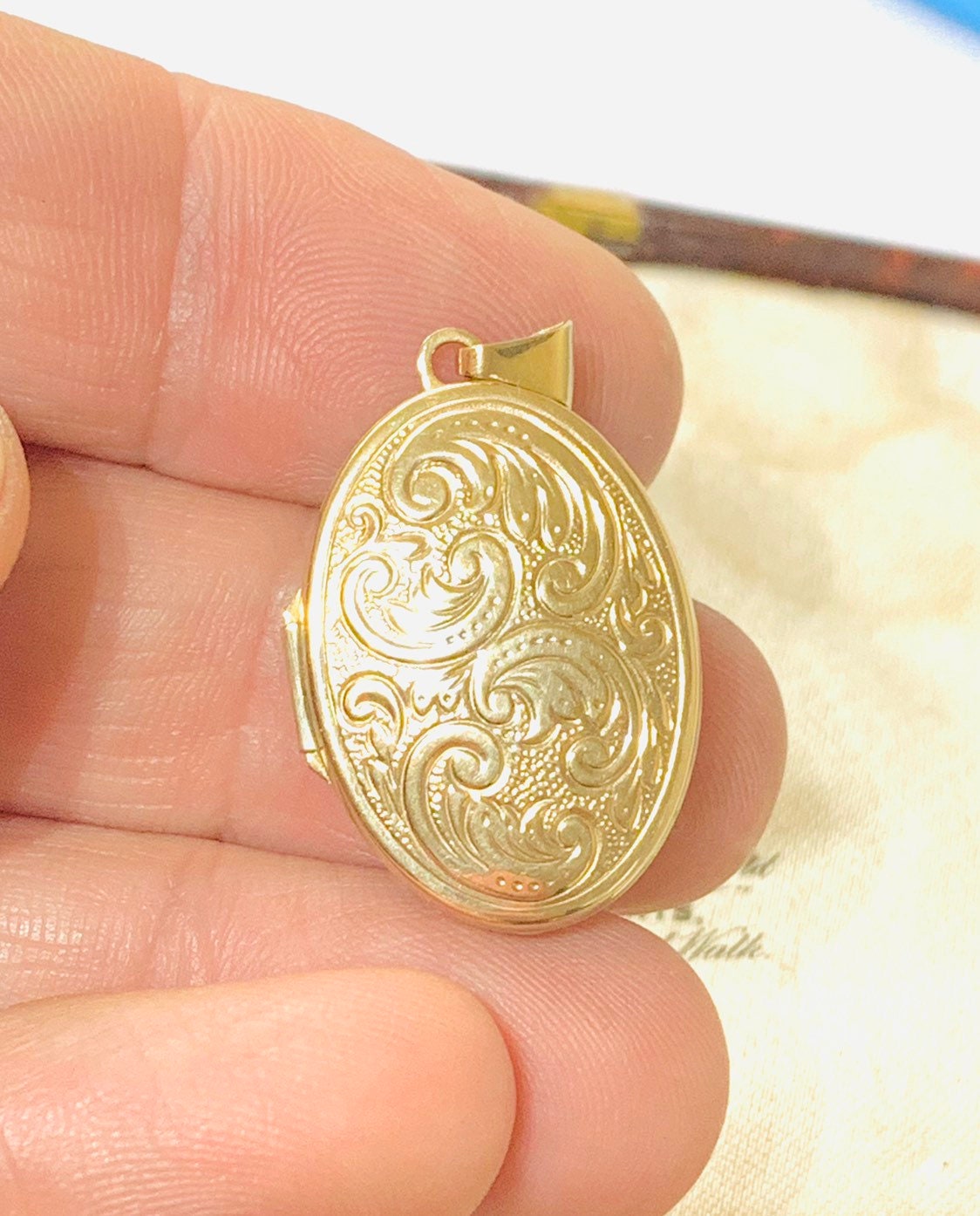 Superb vintage 9ct yellow gold double picture locket - fully hallmarked