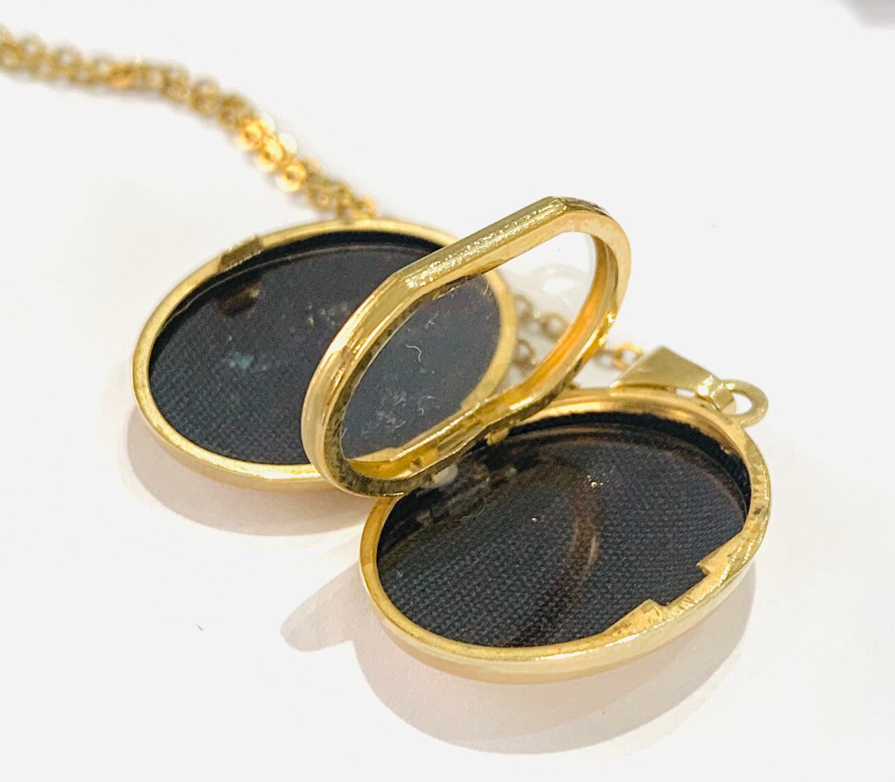 Superb vintage 9ct yellow gold triple picture Locket - fully hallmarked