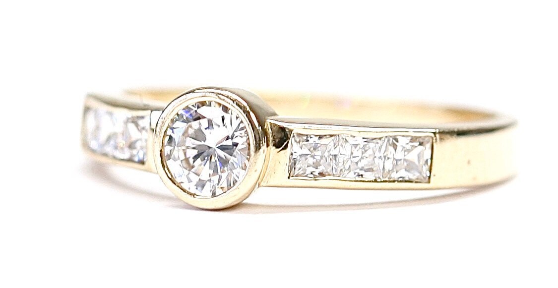 Sparkling vintage 9ct yellow gold Cubic Zirconia ring - fully ...