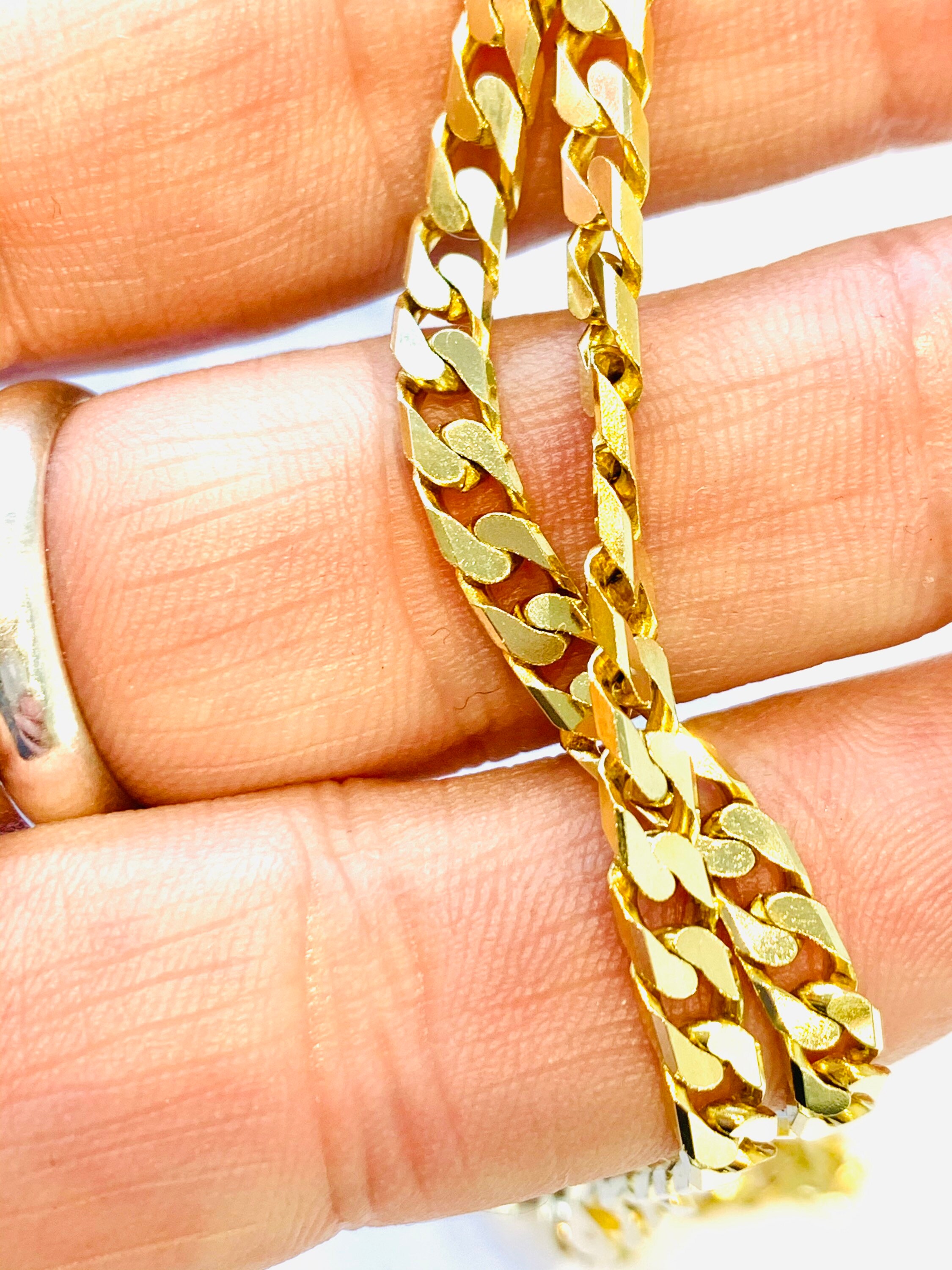 Stunning Vintage 9ct Yellow Gold 15 1 2 Or 18 Inch Curb Link Necklace stunning-vintage-9ct-yellow-gold-15-1-2-or-18-inch-curb-link-necklace