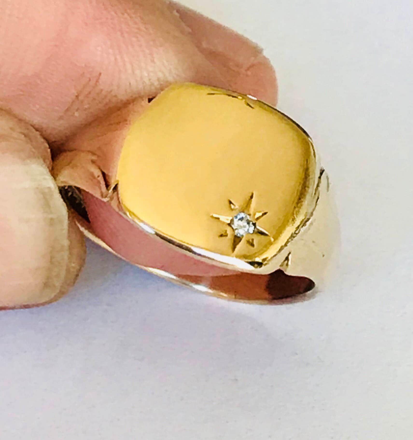 Superb vintage 9ct yellow gold men's diamond signet ring - fully hallmarked