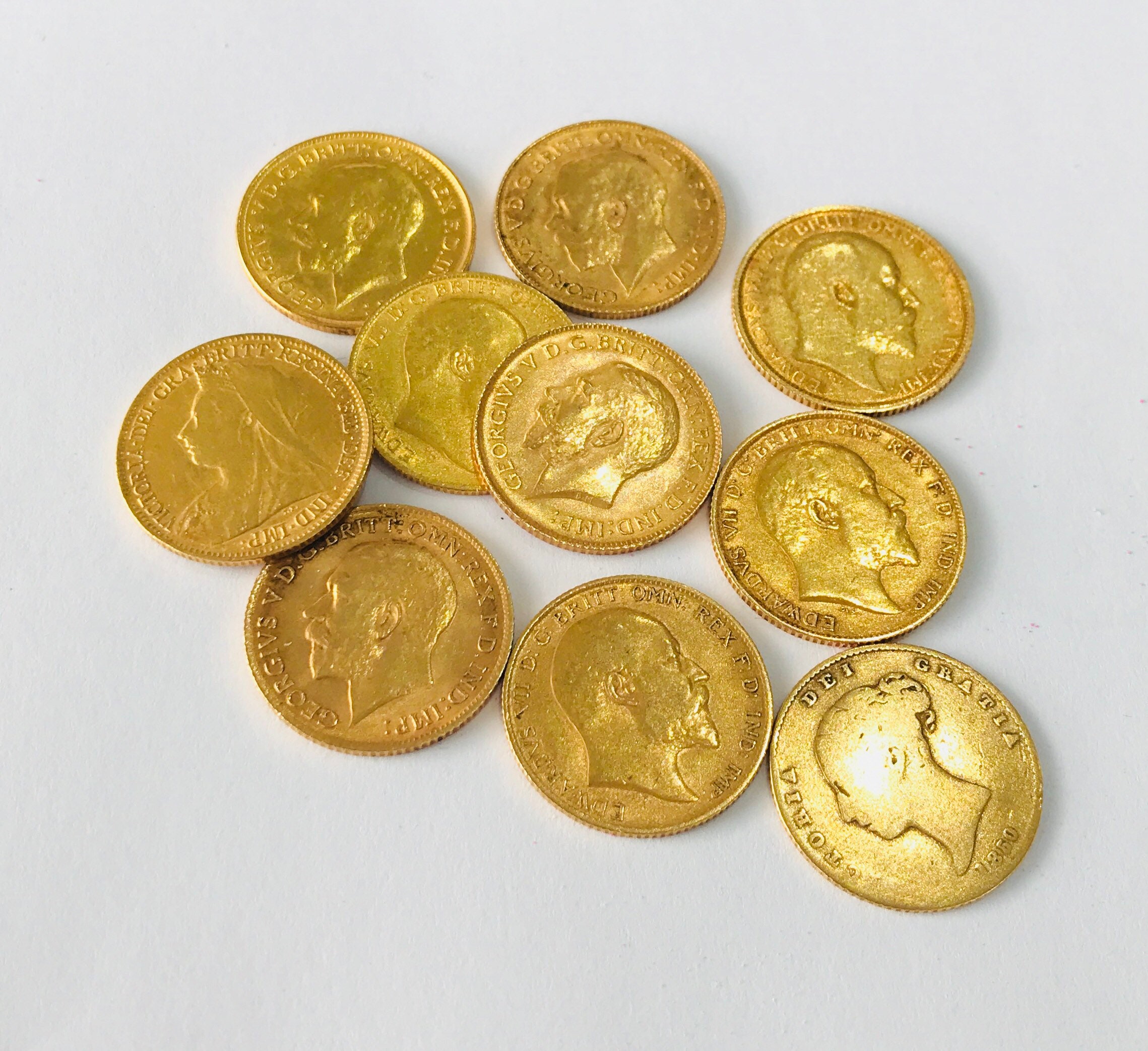 Superb cased set of 10 antique 22ct gold half Sovereigns