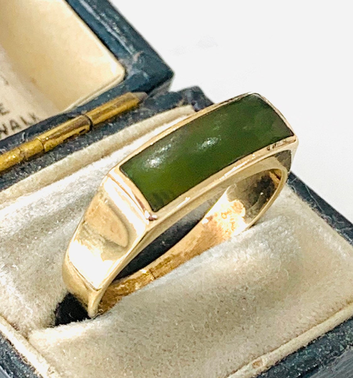 Stunning vintage 9ct yellow gold Jade signet / pinky ring - size Q / 8