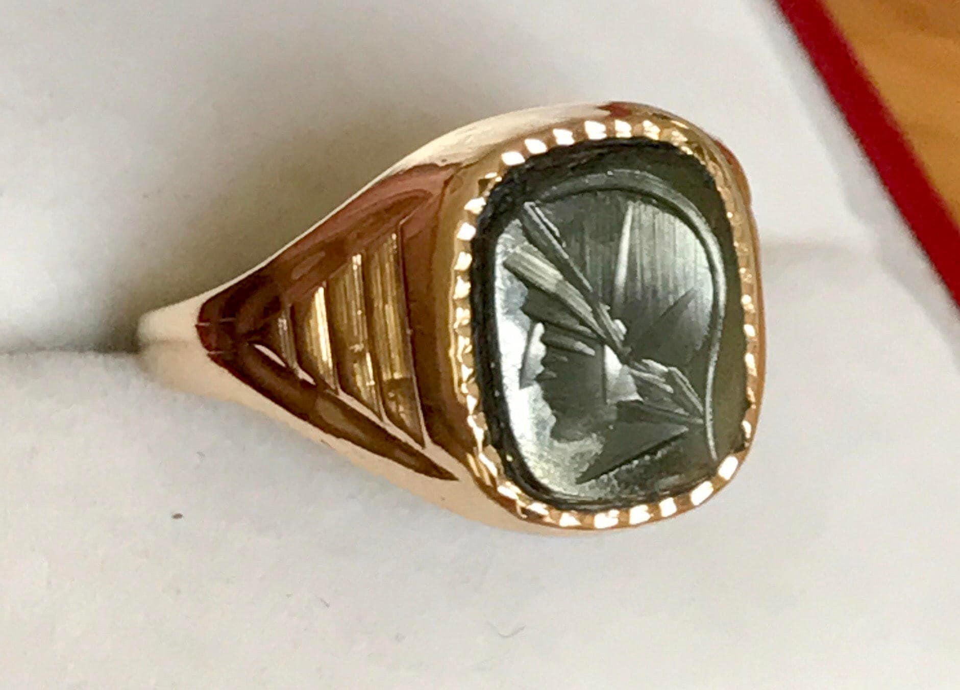 Superb 9ct gold Roman Centurion signet ring - London 1972