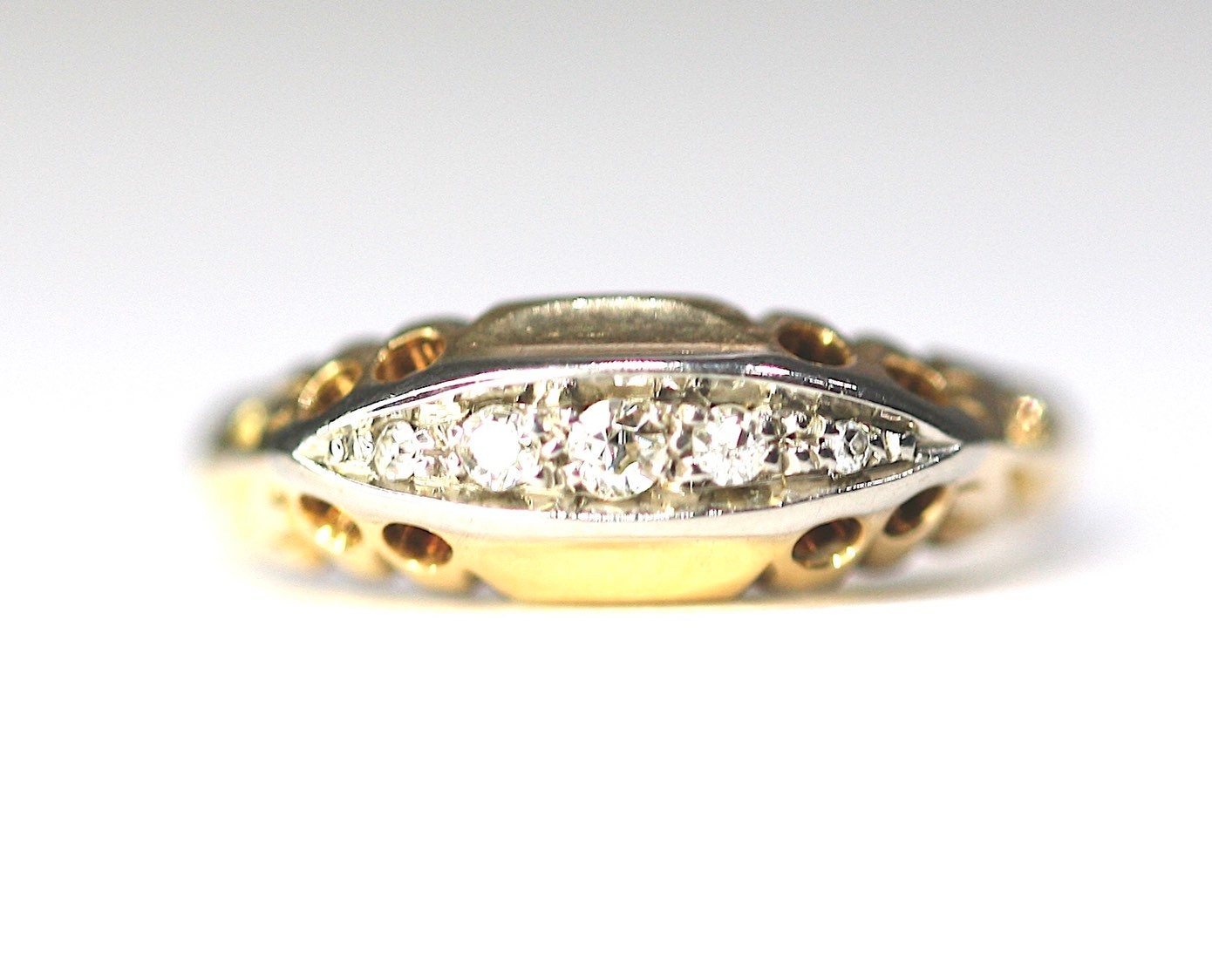 Superb antique 18ct gold Diamond boat ring - size K or 5