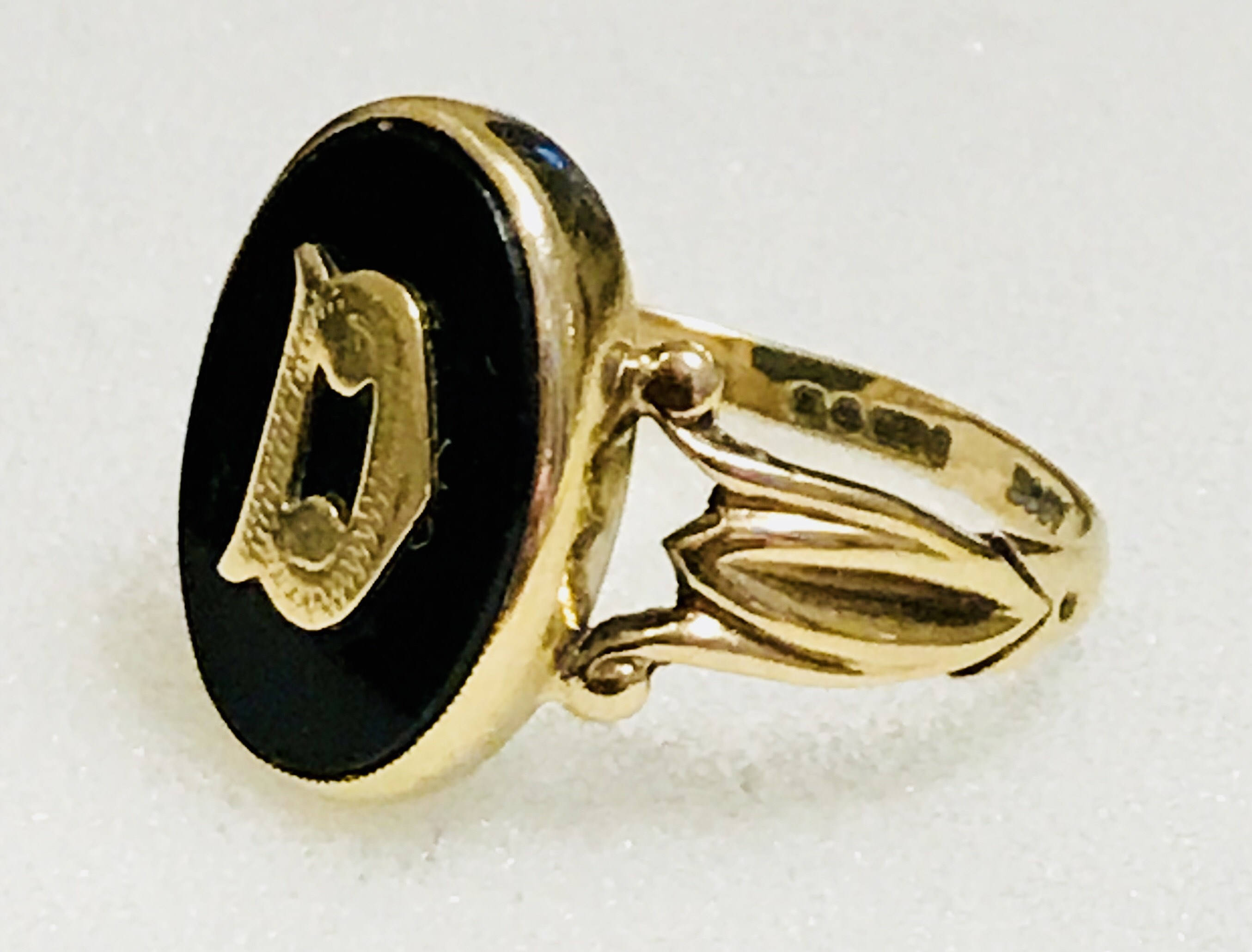 Superb vintage 9ct yellow gold D initial signet ring - London 1955