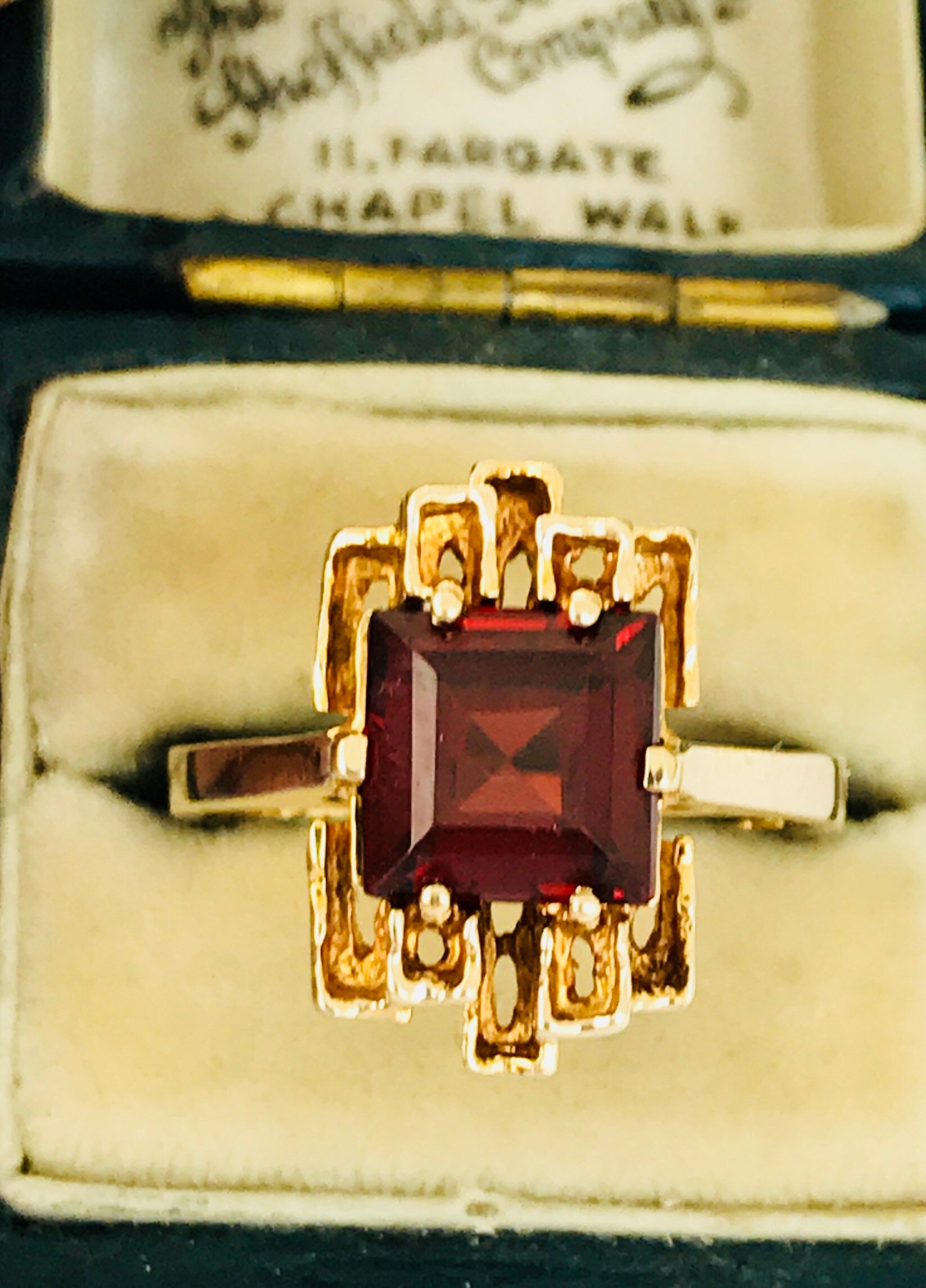 Stunning and unusual vintage 9ct yellow gold abstract design Garnet ...