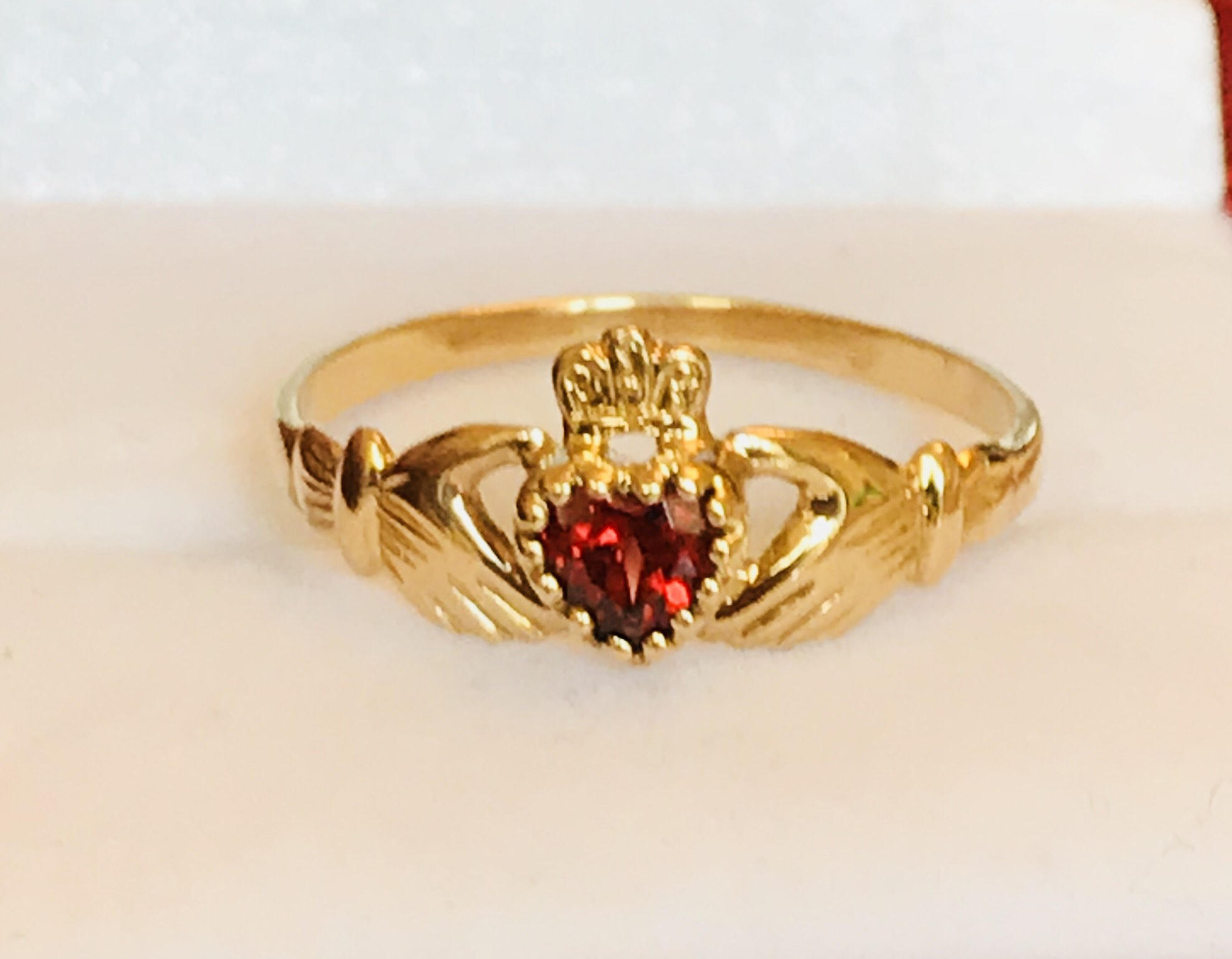 Stunning vintage 9ct gold garnet Claddagh ring - fully hallmarked