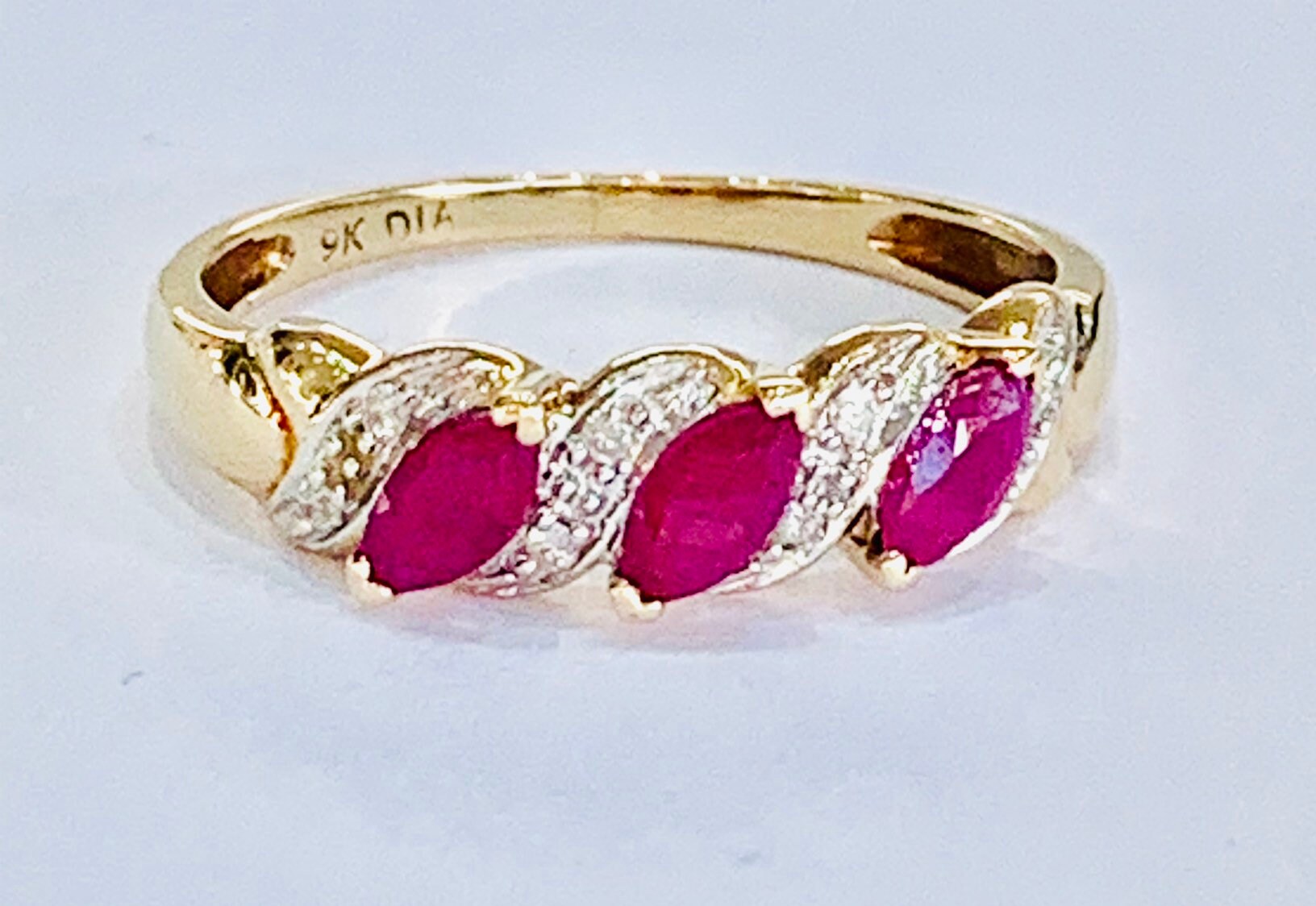Superb sparkling vintage 9ct gold Ruby and Diamond ring - fully hallmarked