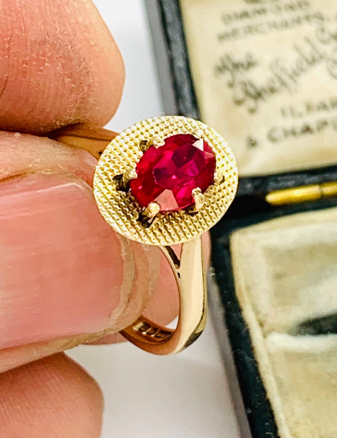 Superb vintage 9ct yellow gold Ruby ring - hallmarked Birmingham 1990