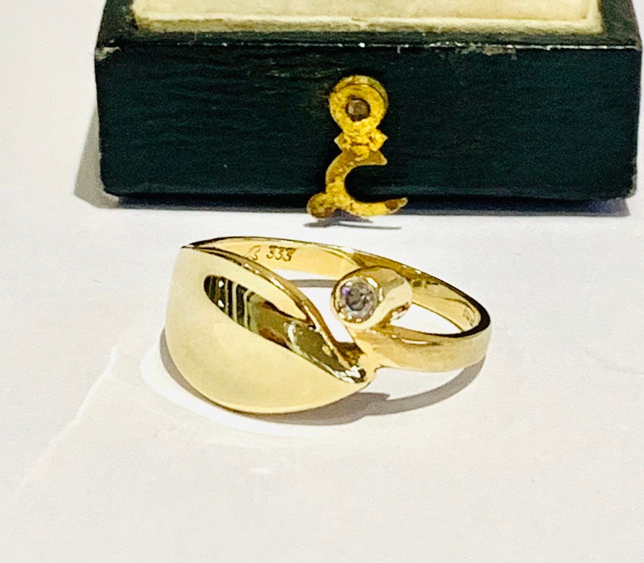 Stunning vintage 8ct gold Cubic Zirconia ring - stamped 333 - size N / 6.5