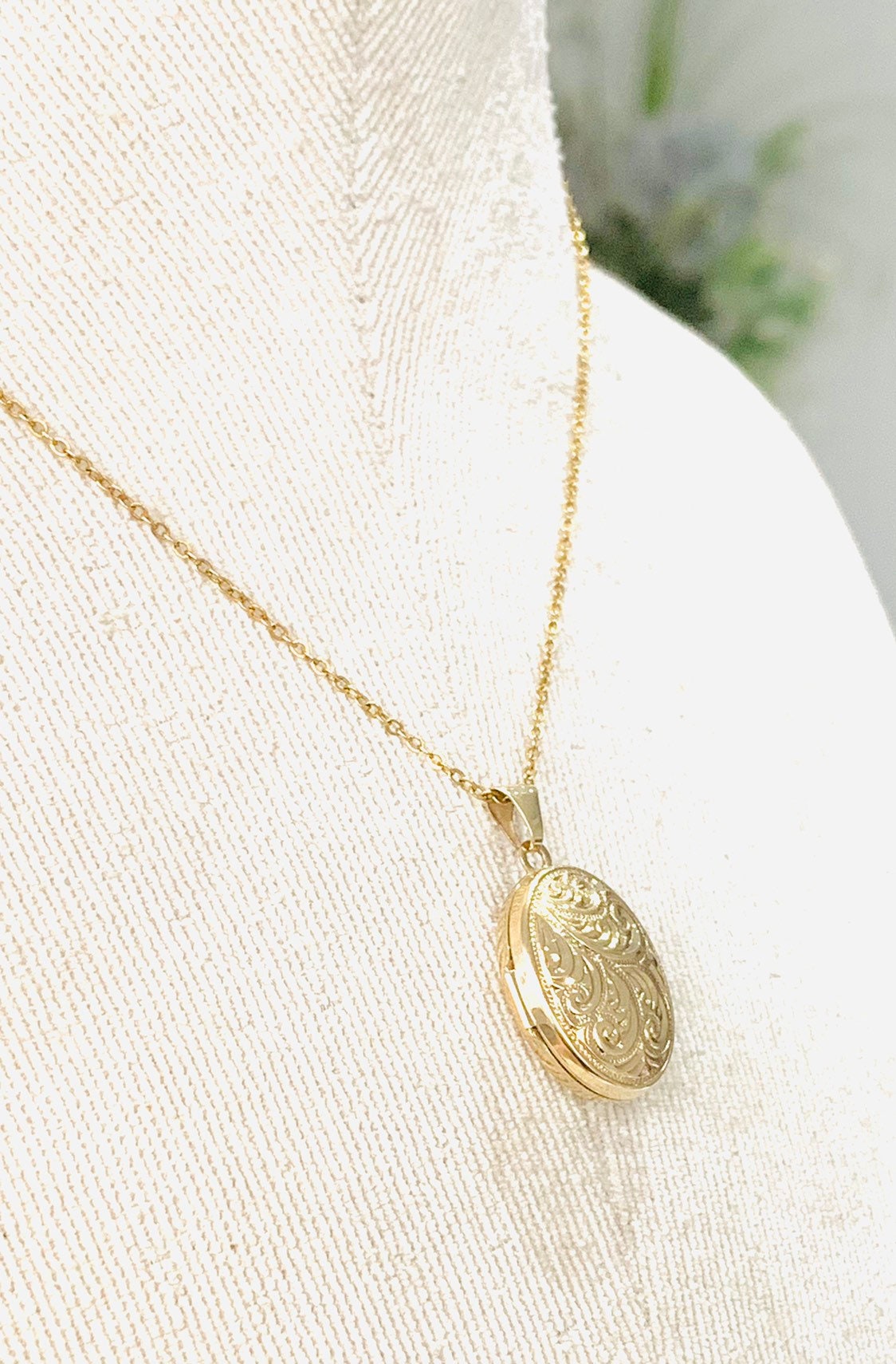 Superb vintage 9ct yellow gold triple picture Locket - fully hallmarked