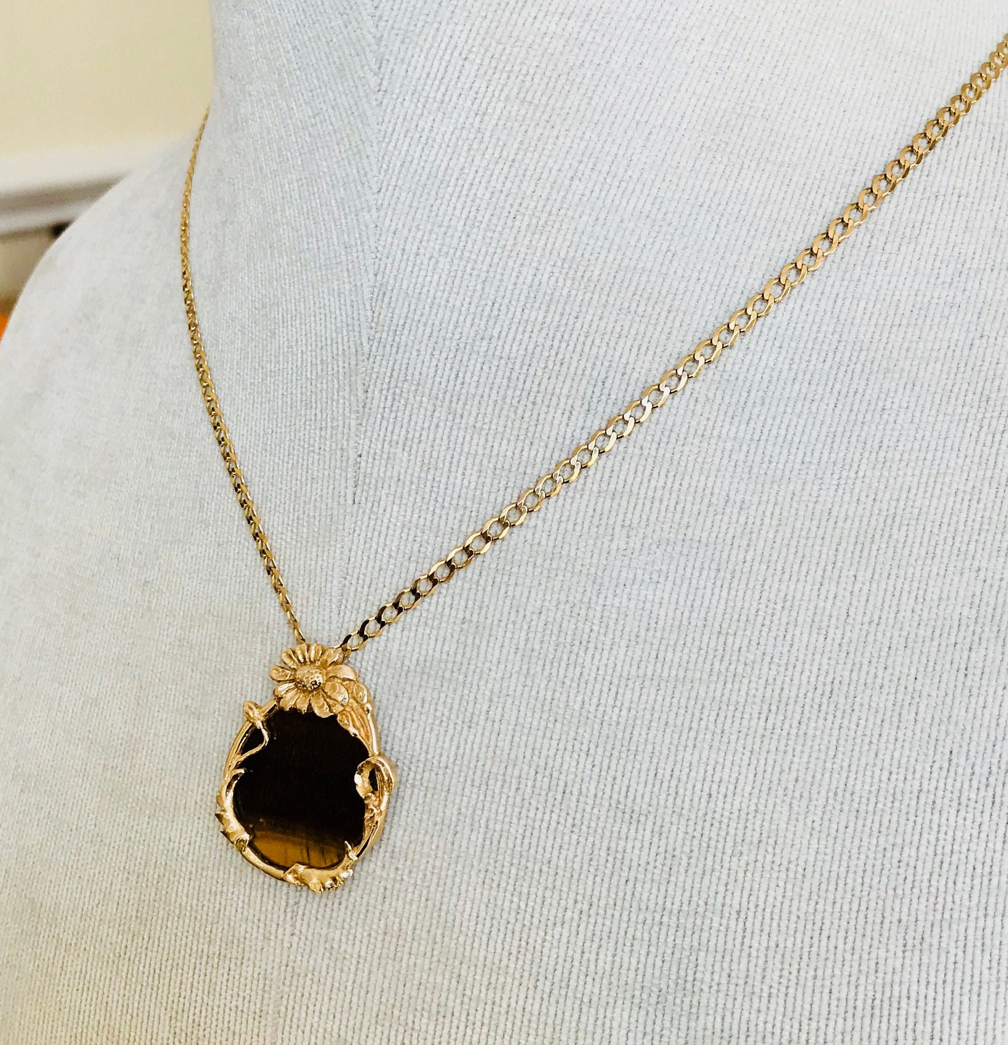 Fabulous vintage 9ct yellow gold Tigers Eye pendant necklace - London 1978