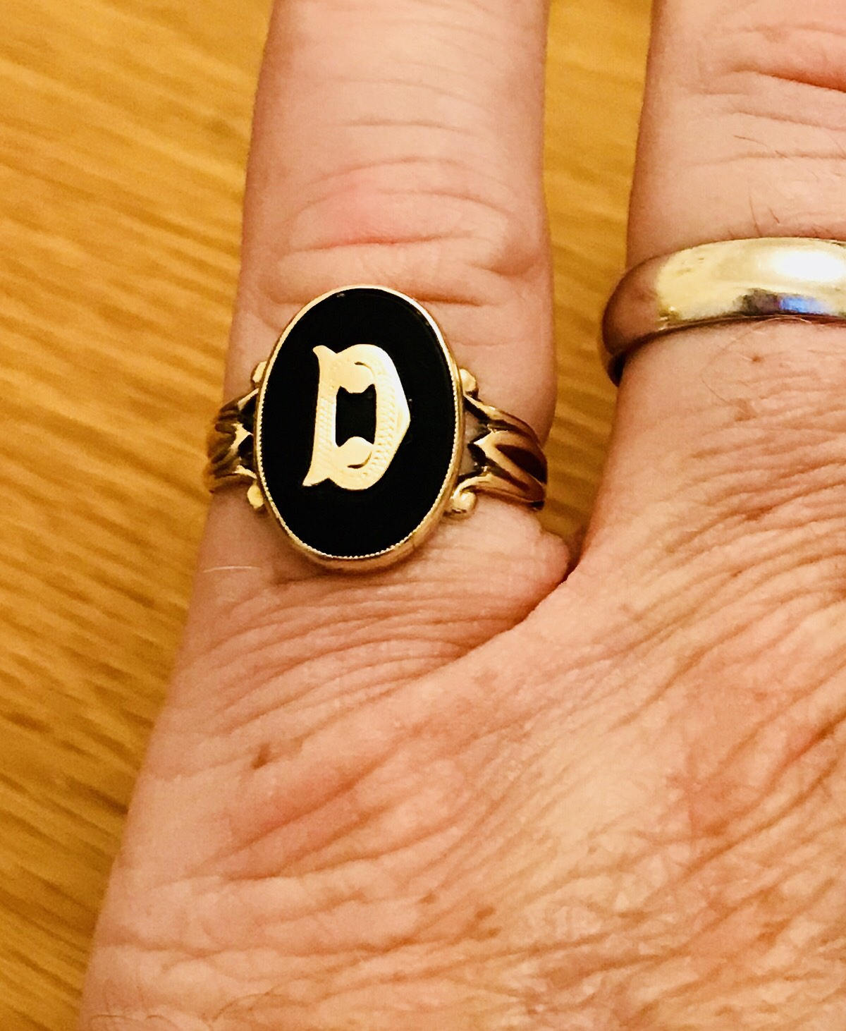 Superb vintage 9ct yellow gold D initial signet ring - London 1955