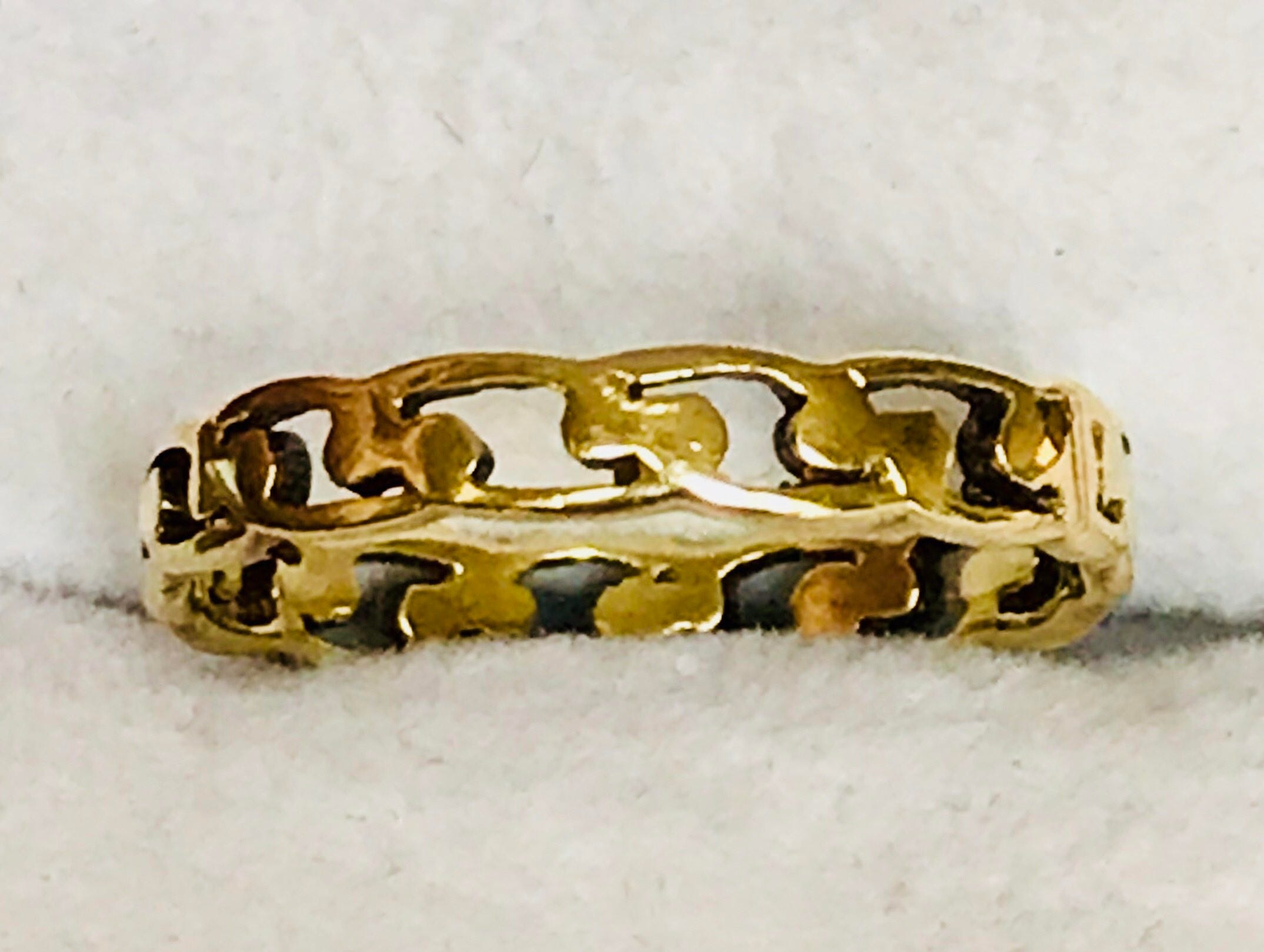 Vintage 9ct yellow gold open pattern ring - fully hallmarked