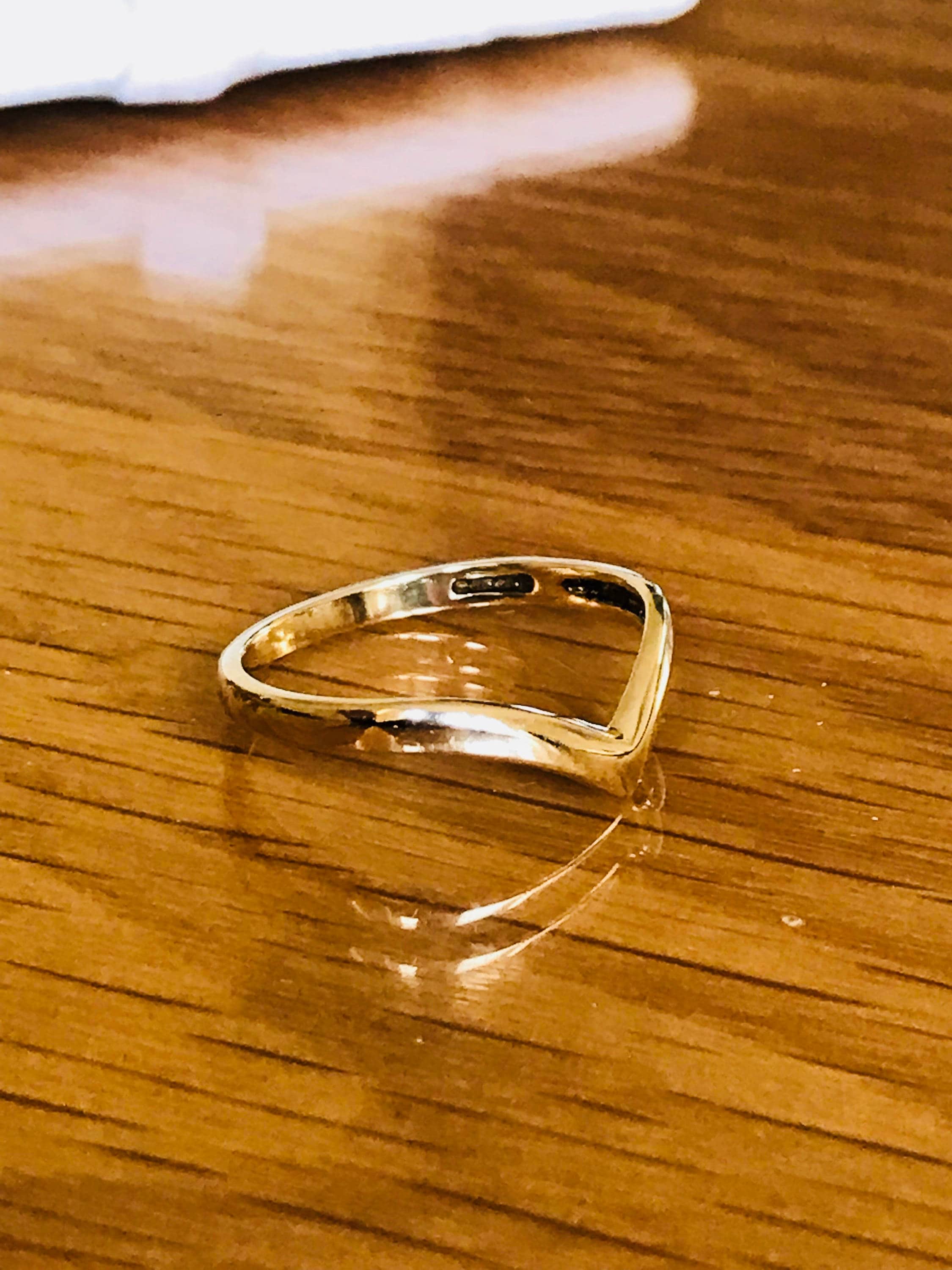 Lovely vintage 9ct yellow gold wishbone ring - fully hallmarked