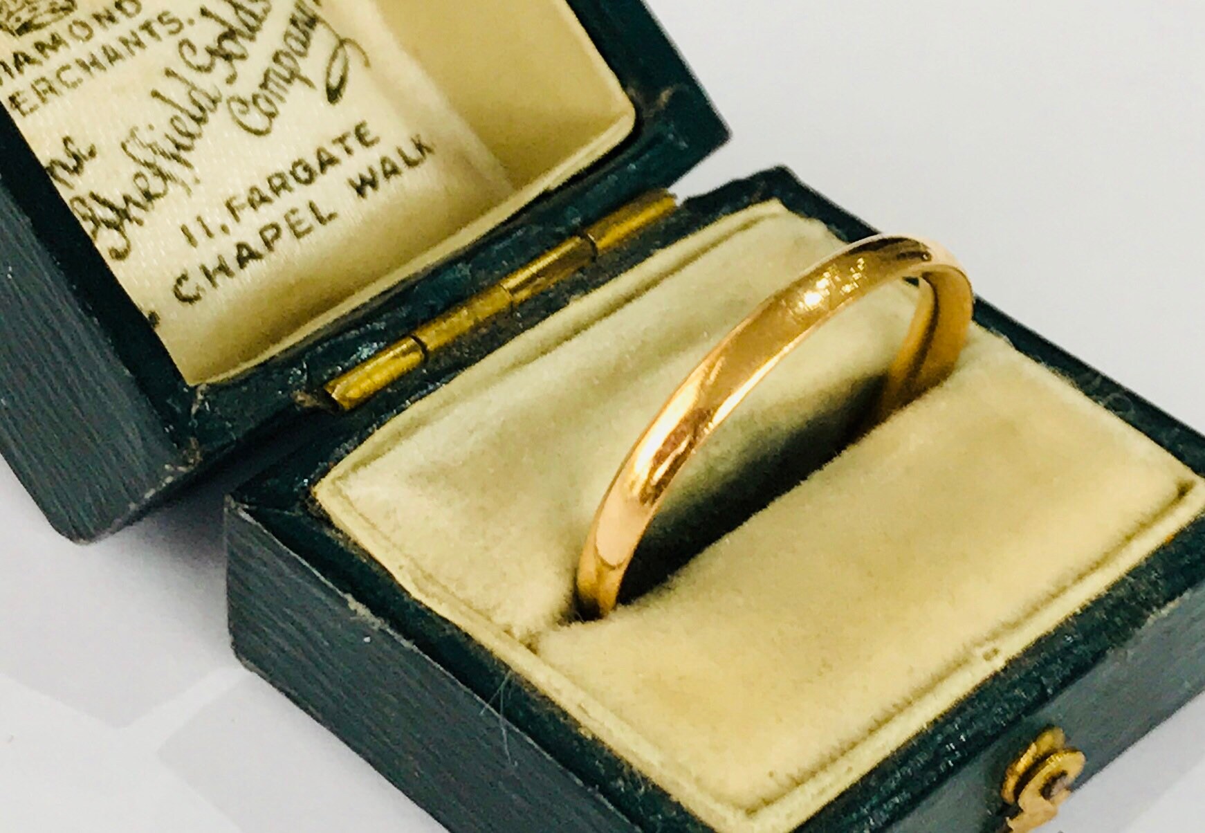 Superb antique 22ct gold wedding ring - hallmarked London 1927