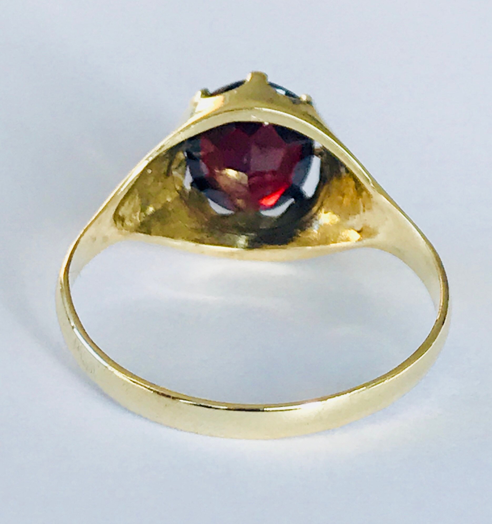Stunning vintage 9ct yellow gold Men's Garnet gypsy ring - fully hallmarked