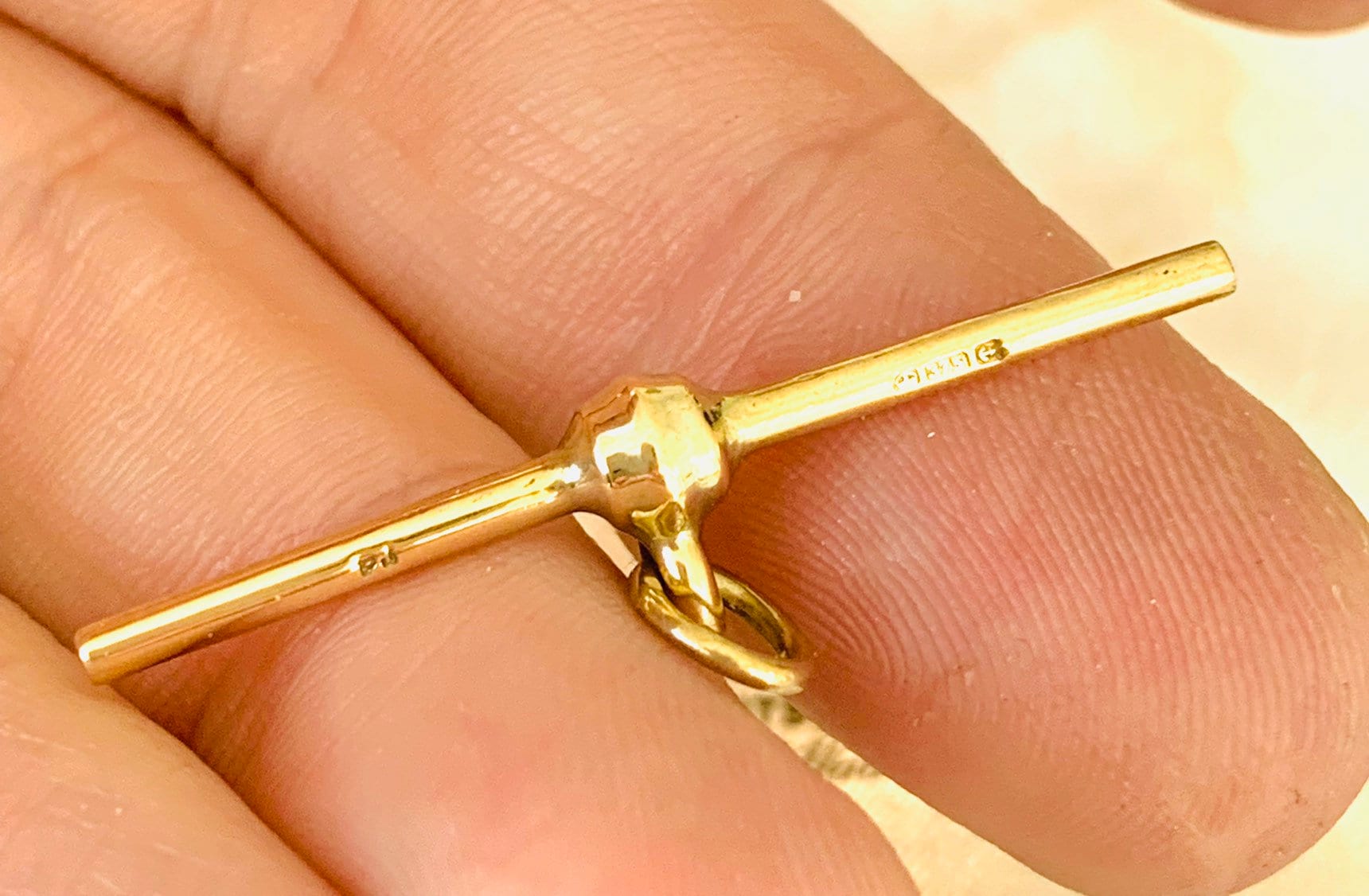 Vintage 9ct yellow gold t-bar pendant - fully hallmarked ***Reserved***