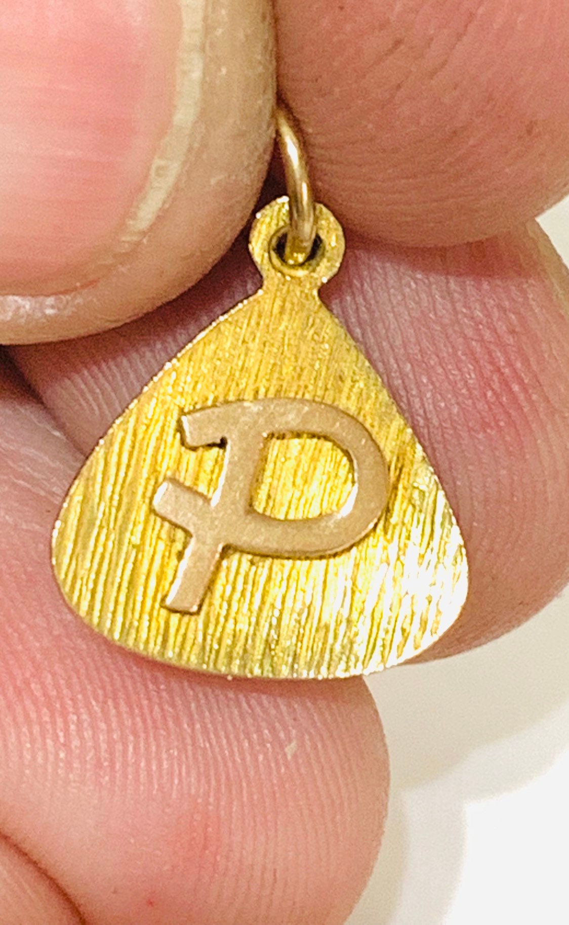 Vintage 18ct yellow gold 'P' pendant / charm