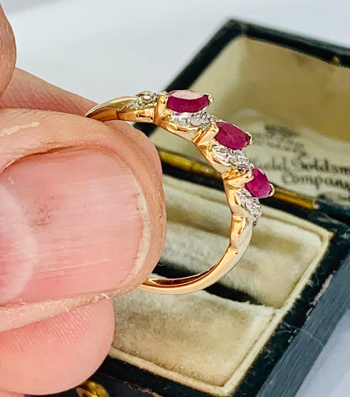 Superb sparkling vintage 9ct gold Ruby and Diamond ring - fully hallmarked