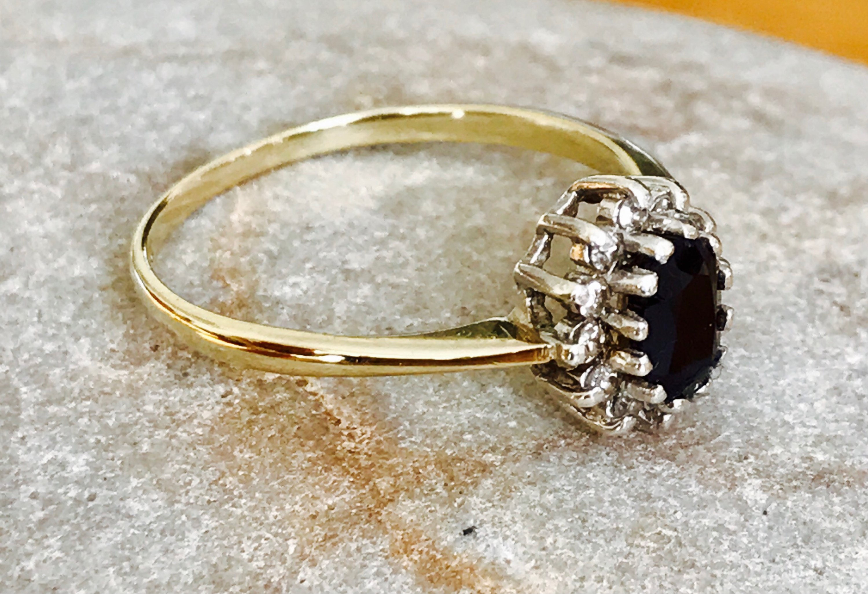 Stunning vintage 9ct yellow gold Sapphire & Diamond engagement ring - 1987 Stunning vintage 9ct yellow gold Sapphire & Diamond engagement ring - 1987