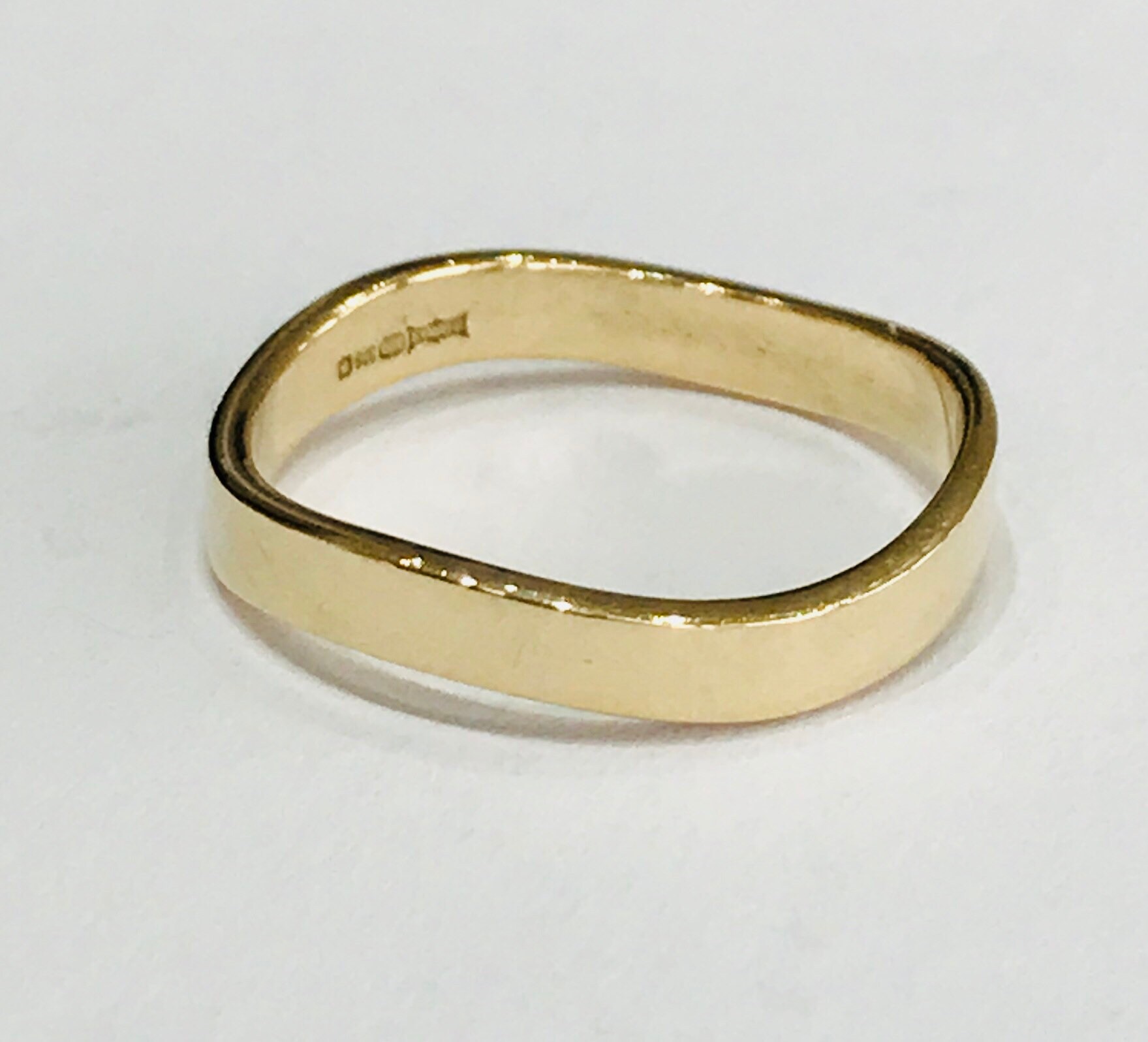 Vintage 9ct yellow gold wavy ring - fully hallmarked