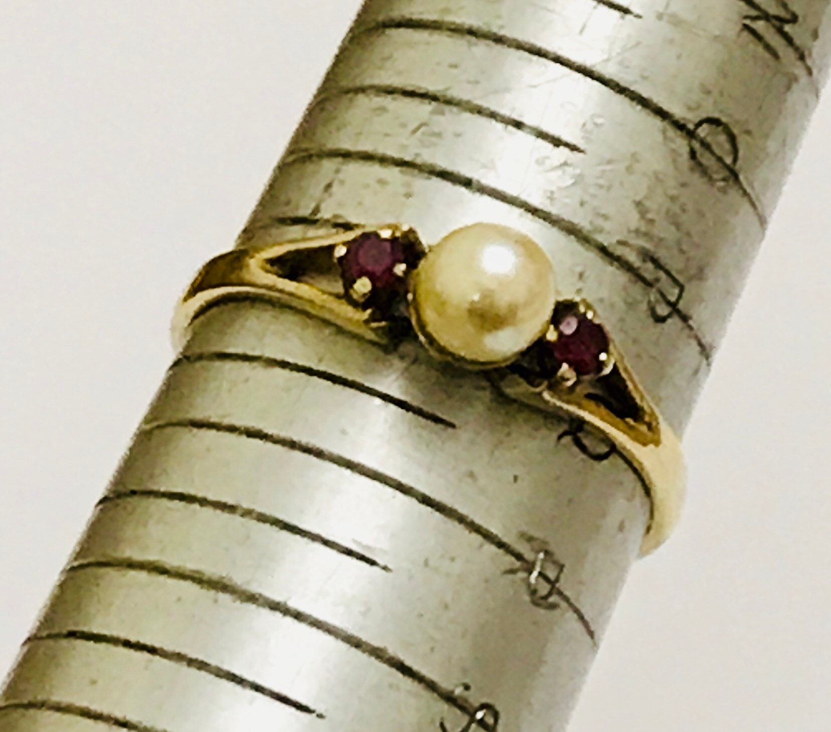 Lovely vintage 9ct yellow gold Pearl & Ruby ring - hallmarked London 1986