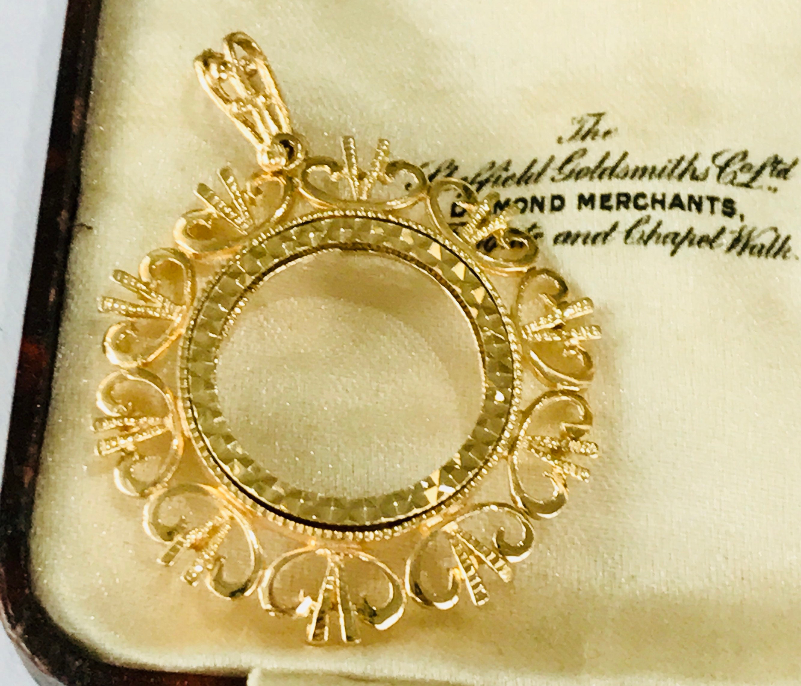 Stunning ornate vintage 9ct yellow gold Sovereign mount pendant ...