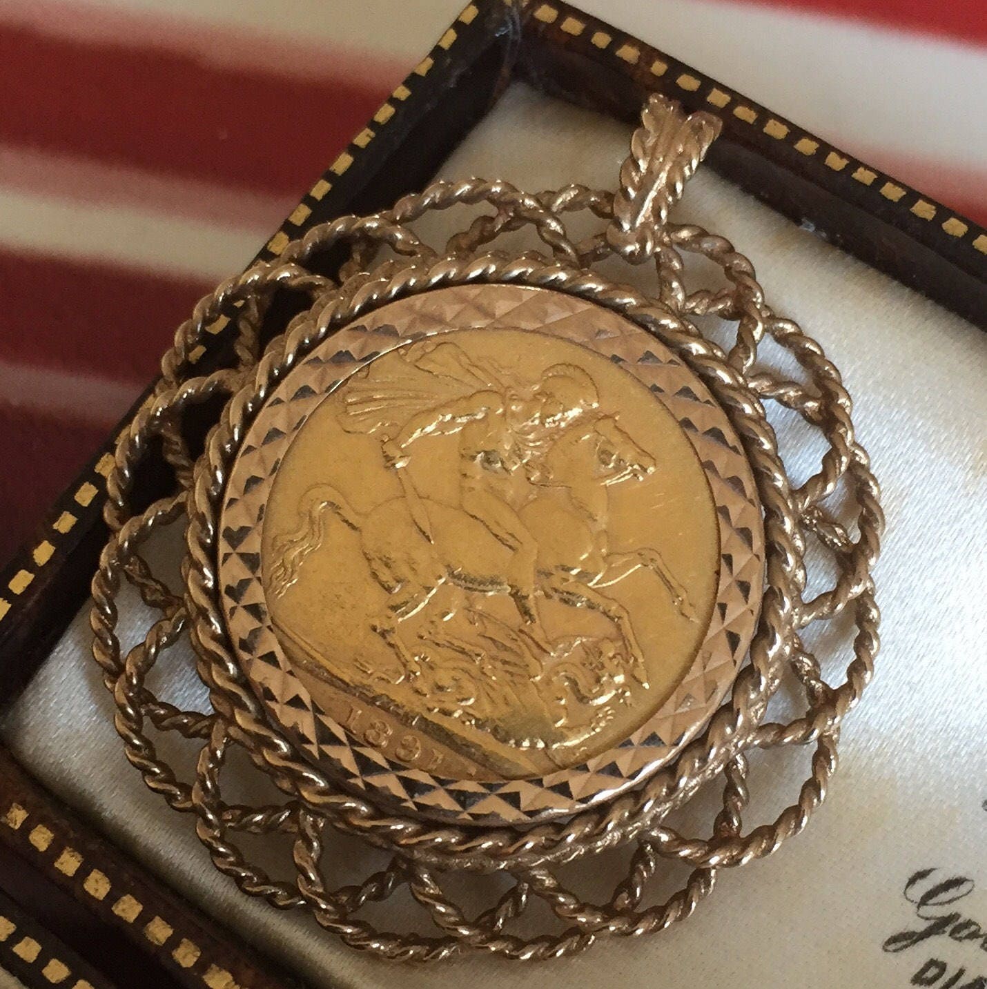 Antique 9ct yellow gold sovereign mount pendant - fully hallmarked